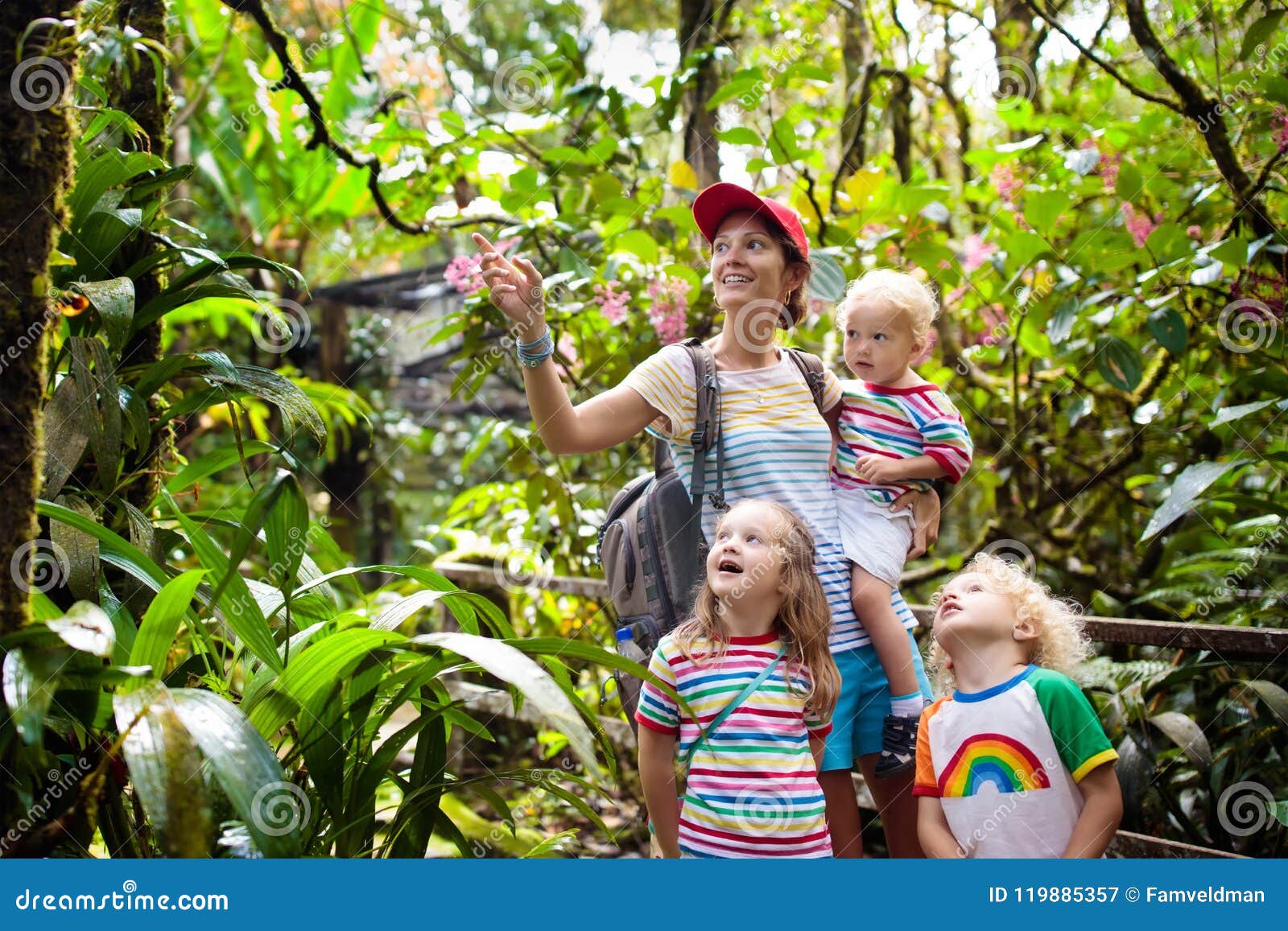 Familia Que Camina En Selva Imagen de archivo - Imagen de poco ...