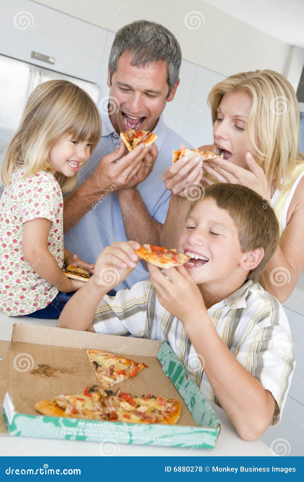 Familia Que Come La Pizza Junta Foto de archivo - Imagen de mealtime ...