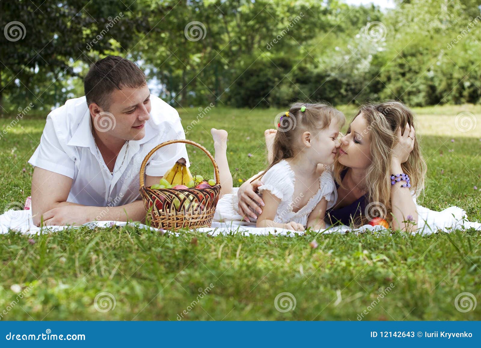 Familia Que Comparte Momentos Juntos Imagen de archivo - Imagen de ...