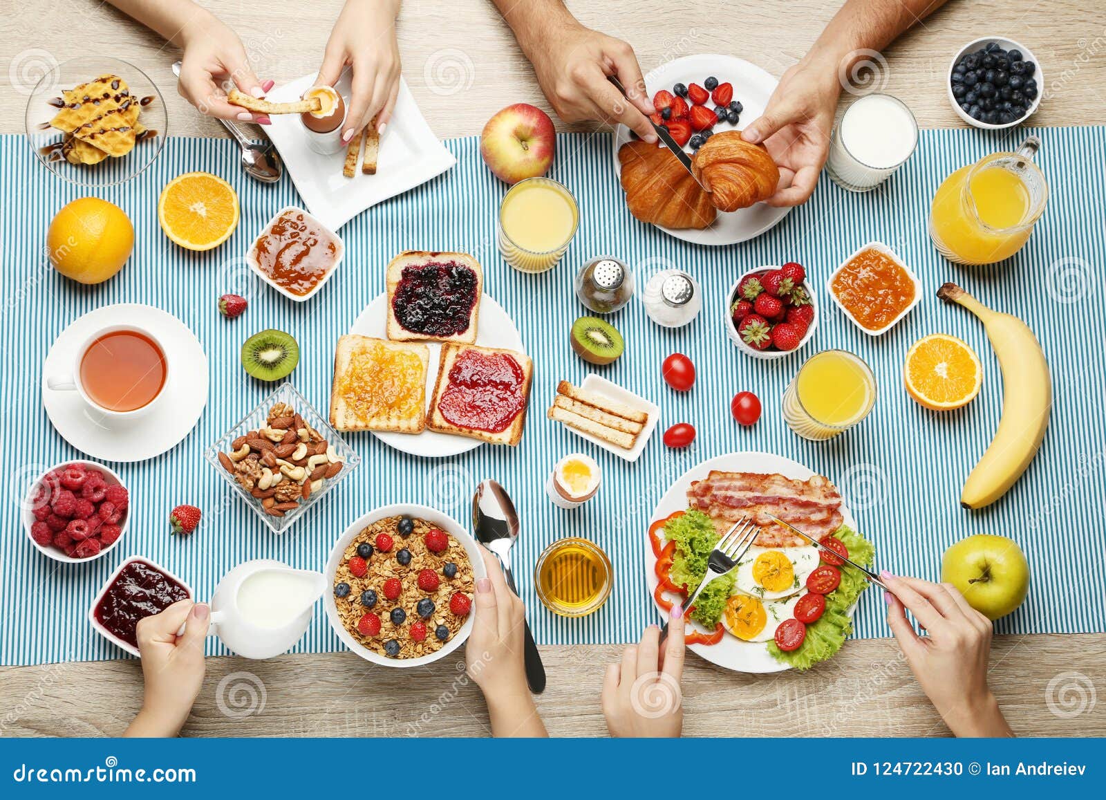 Familia que desayuna foto de archivo. Imagen de familia - 124722430