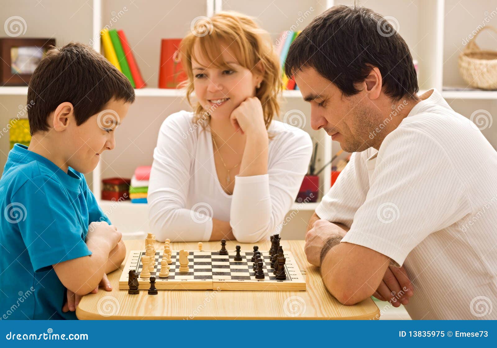 Familia Que Juega a Ajedrez Imagen de archivo - Imagen de lindo ...