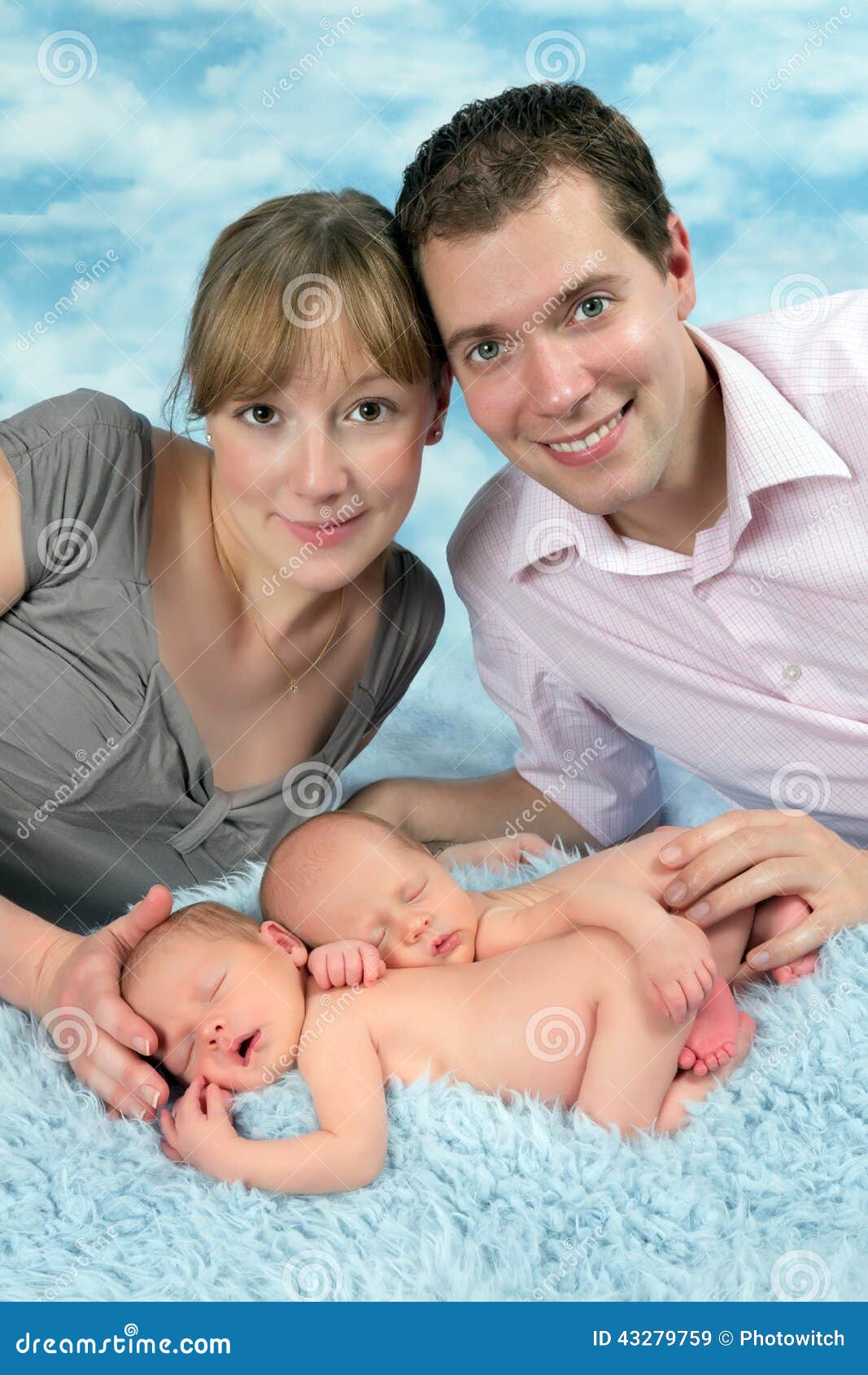 Familia Sonriente Con Los Bebés Gemelos Recién Nacidos Imagen De Archivo Imagen De Humano