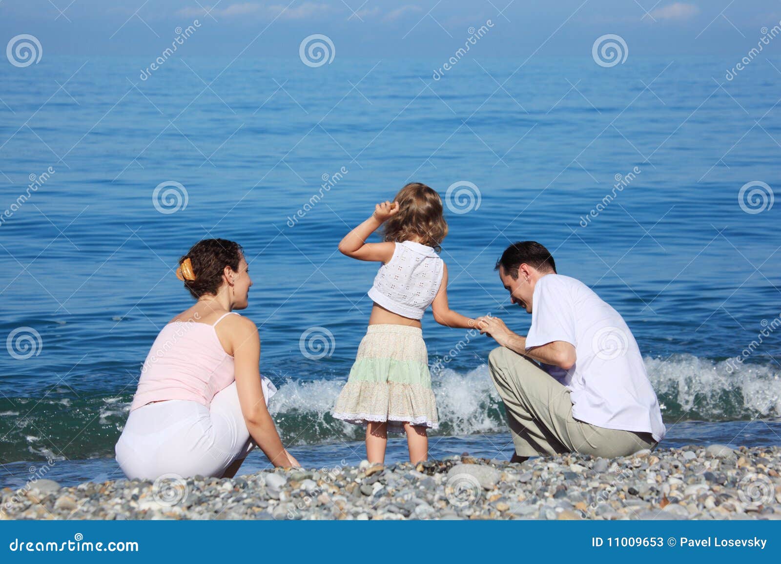 Familie auf Rand von Meer stockbild. Bild von freundlich - 11009653