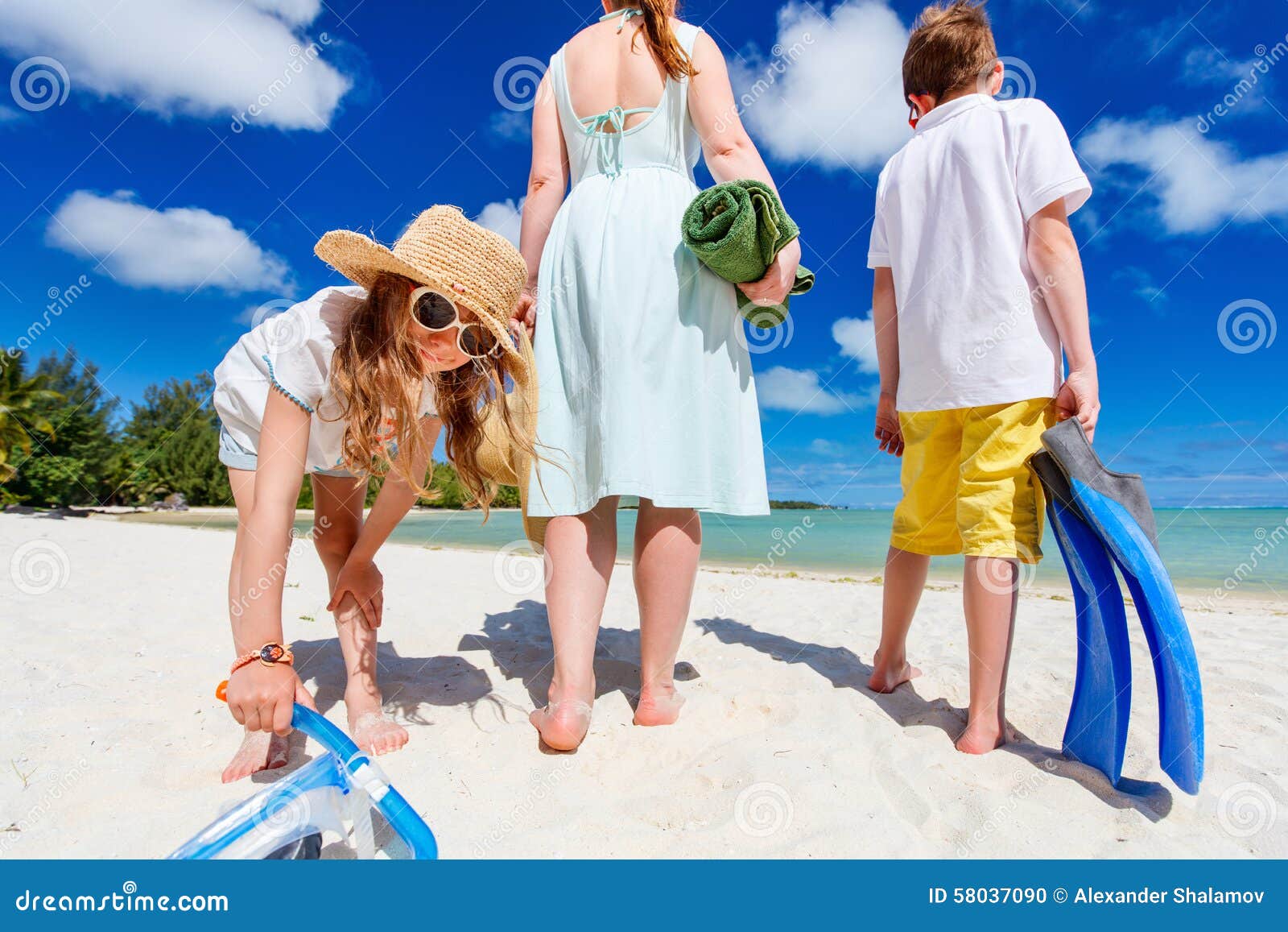 Familie auf Strandferien stockfoto. Bild von authentisch - 58037090