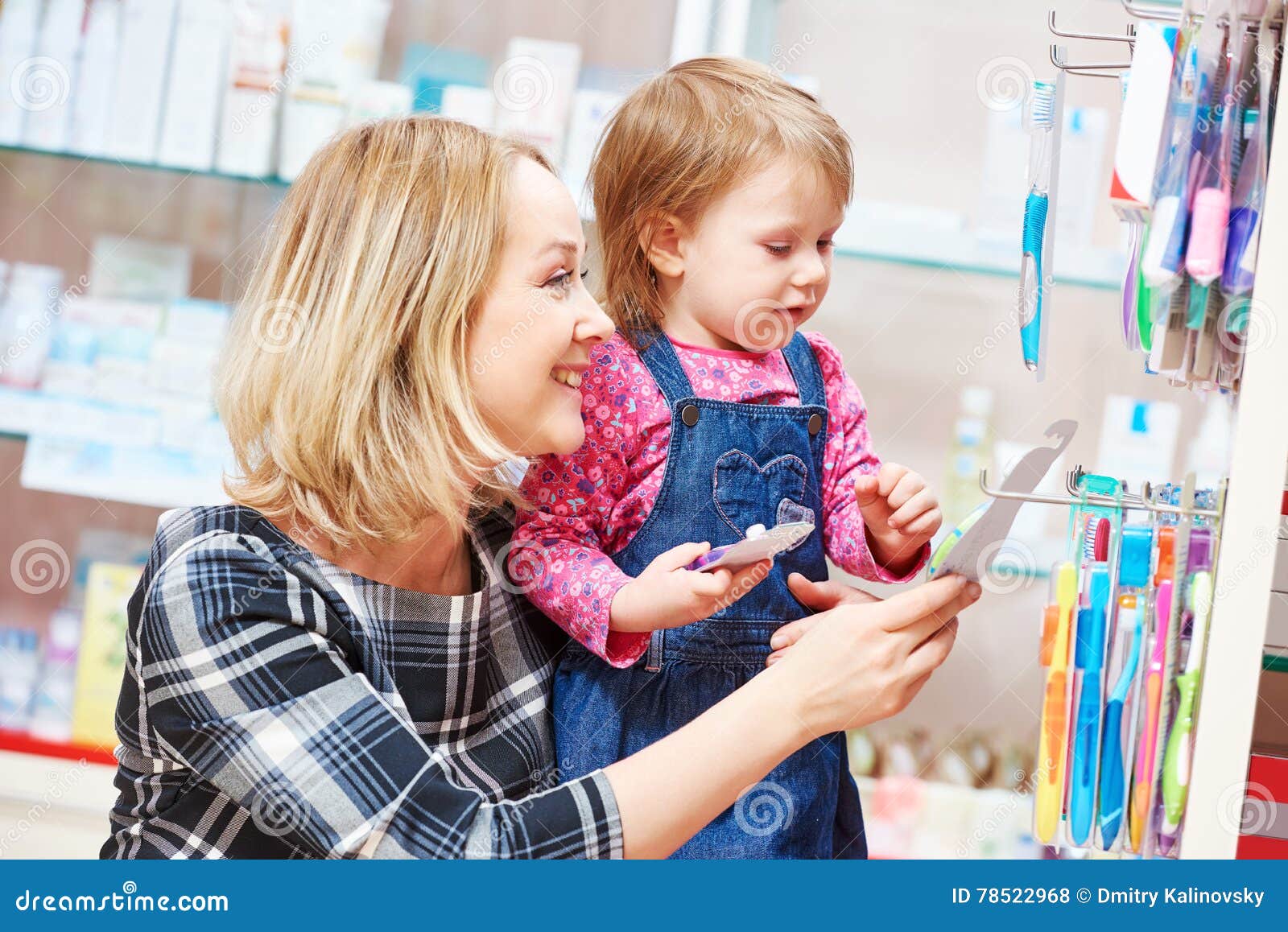 Familie in Der Drogerie Mutter Und Kind Stockfoto - Bild von ...