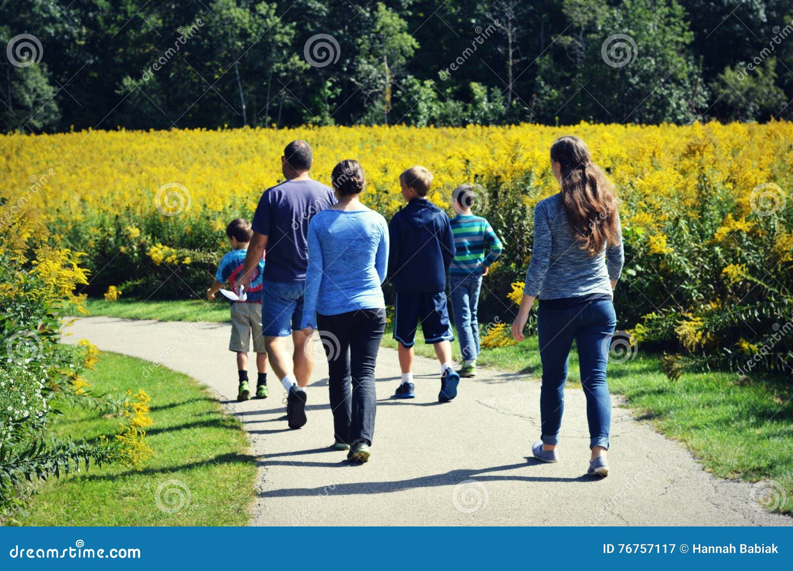 Familie die op Weg lopen stock afbeelding. Image of papa - 76757117