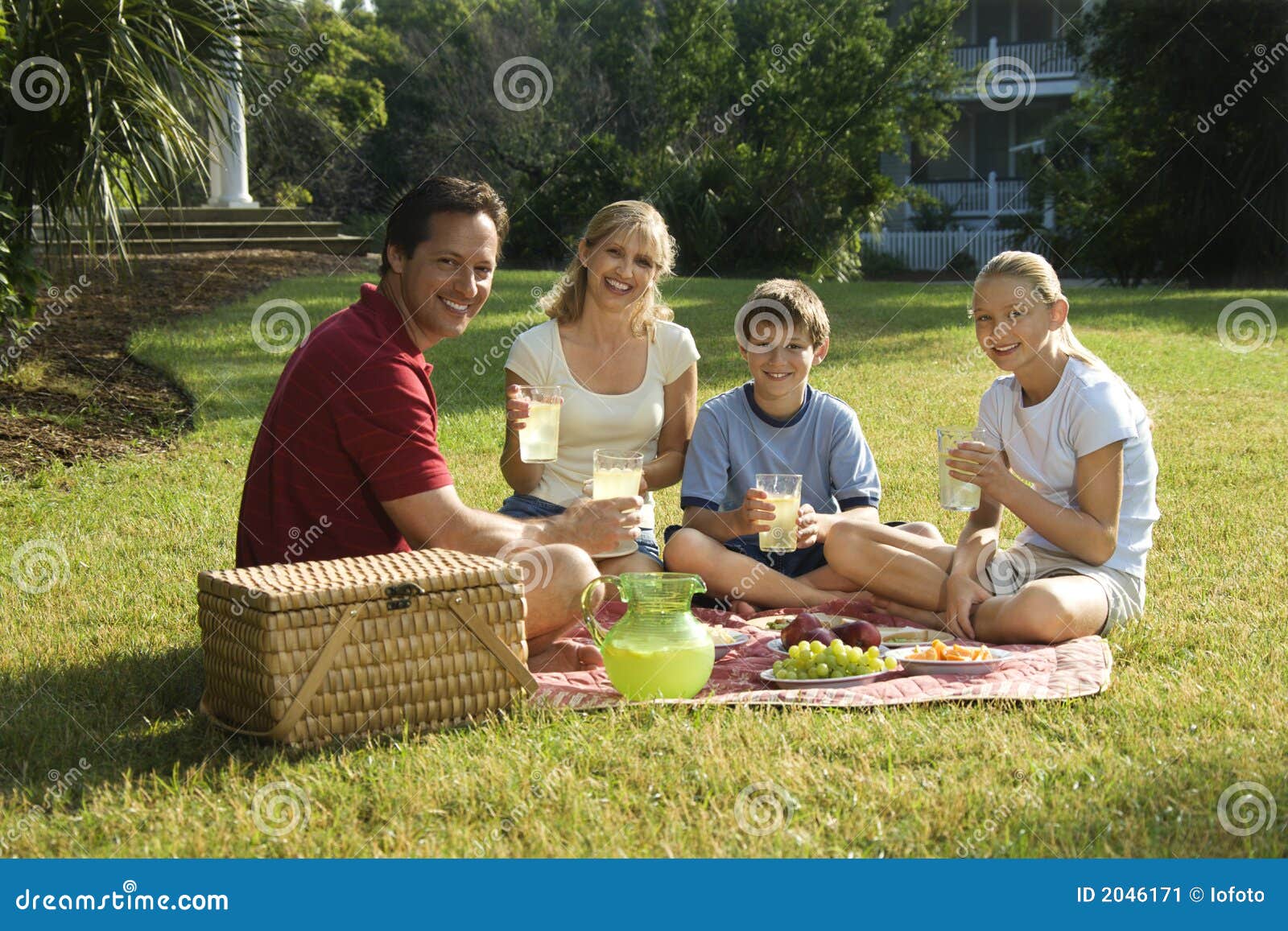 Familie Die Picknick in Park Heeft. Stock Afbeelding - Image of meisje ...