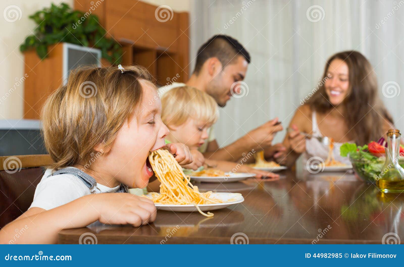Familie die spaghetti eten stock afbeelding. Image of lunch - 44982985