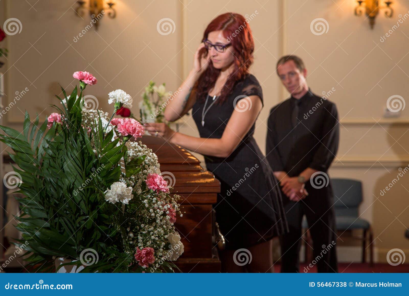 Familie het rouwen stock foto. Image of vrouw, huis, onderhoud - 56467338