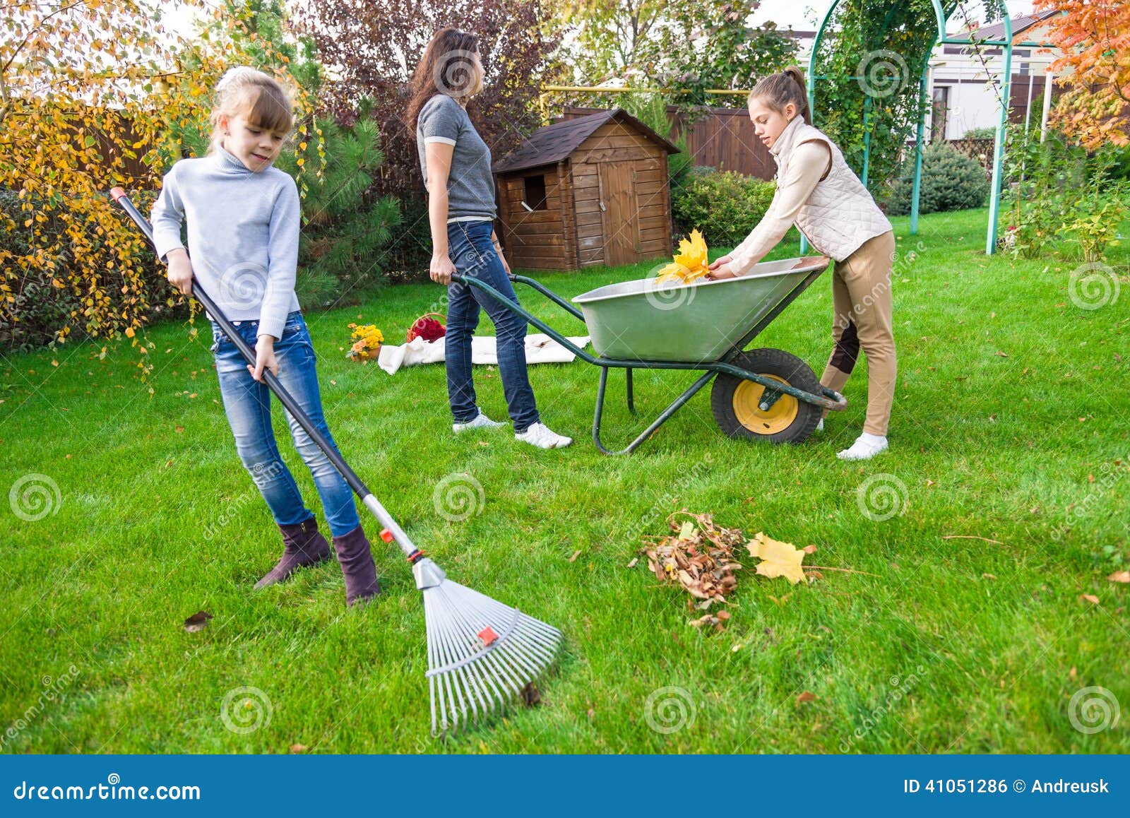 Familie het tuinieren stock foto. Image of mensen, tuin - 41051286