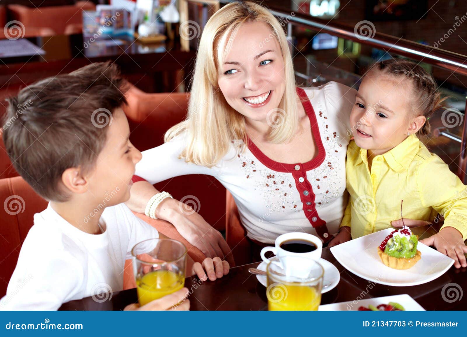 Familie im Kaffee stockbild. Bild von ausdruck, verlassen - 21347703