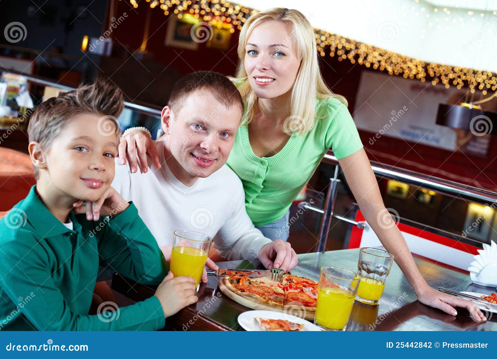 Familie im Kaffee stockfoto. Bild von frau, leute, verlassen - 25442842