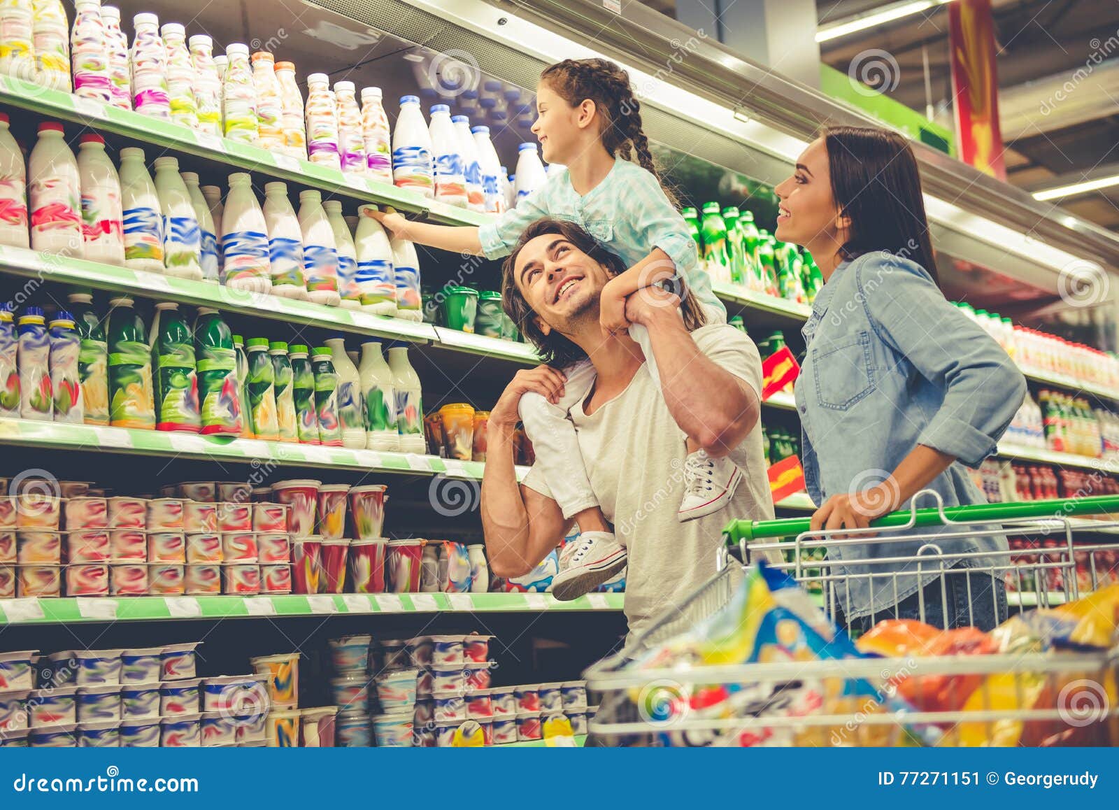 Familie im Supermarkt stockbild. Bild von blick, lebensmittelgeschäft ...