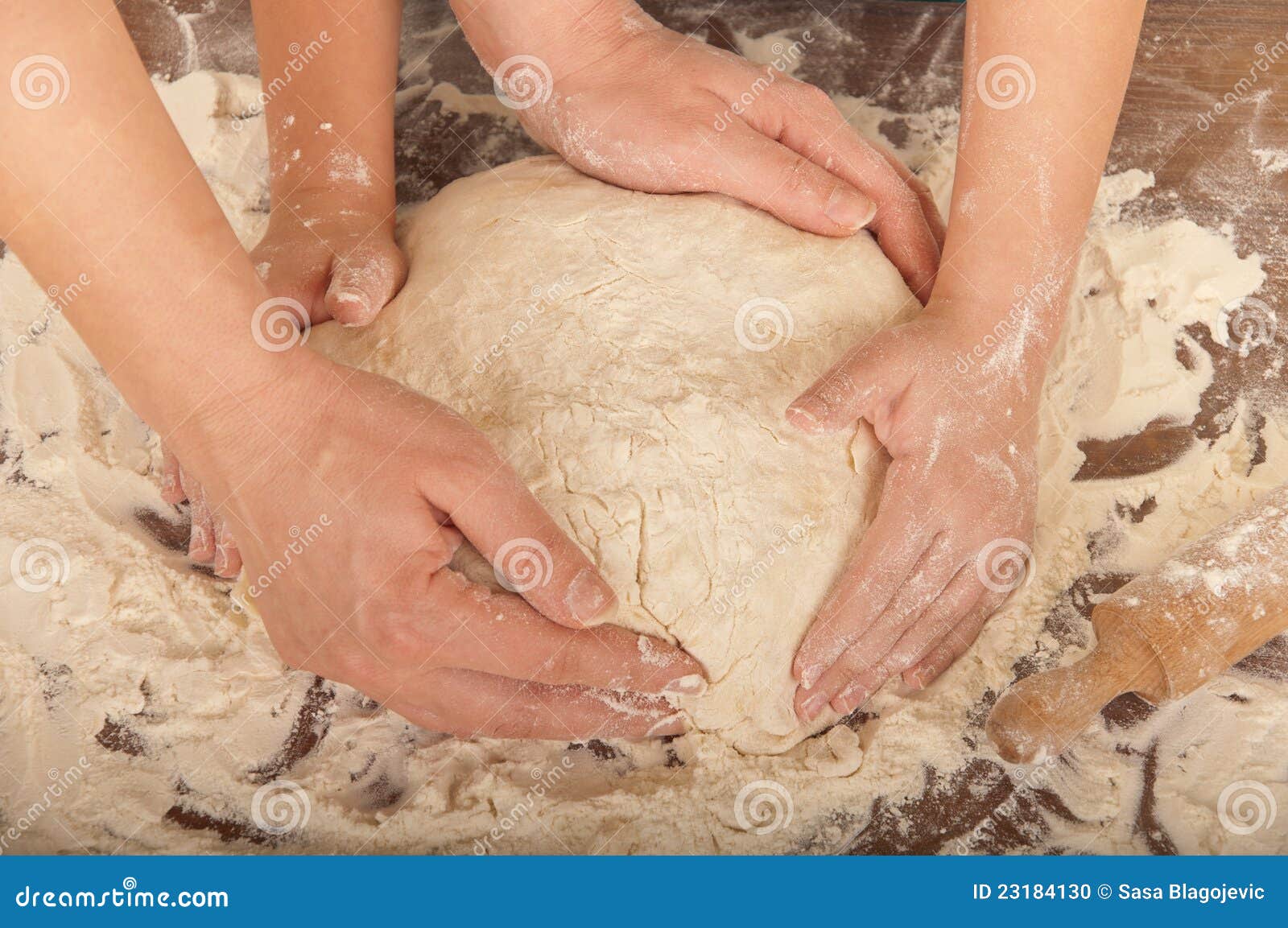 Familie kneten Teig stockfoto. Bild von mitte, bäckerei - 23184130