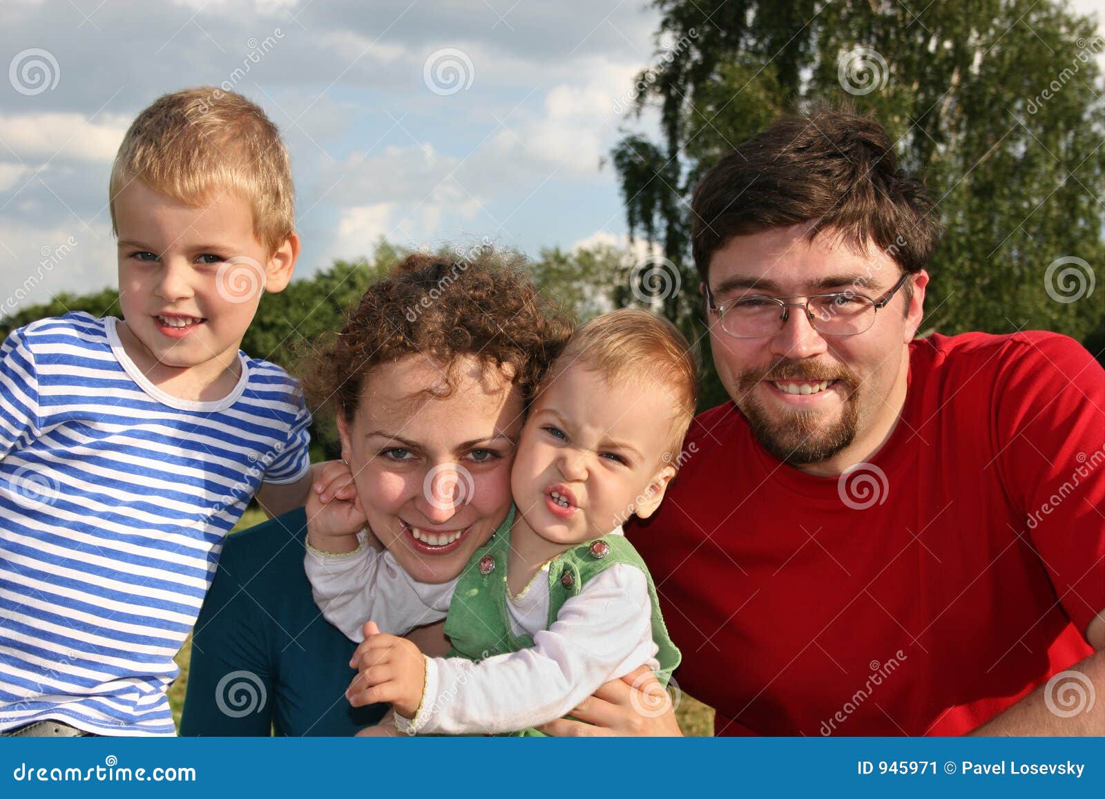 Familie met twee kinderen stock afbeelding. Image of gras - 945971