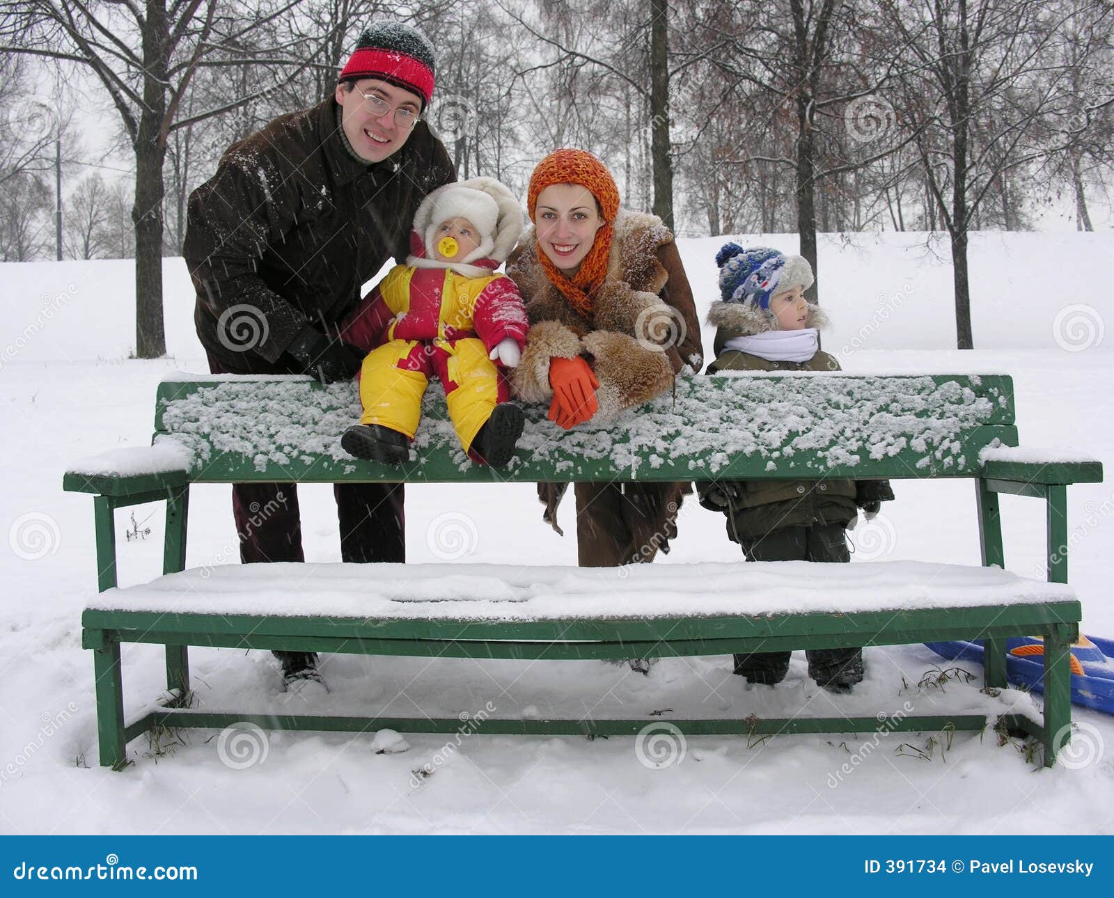 Familie mit Bank. Winter stockfoto. Bild von junge, kind - 391734