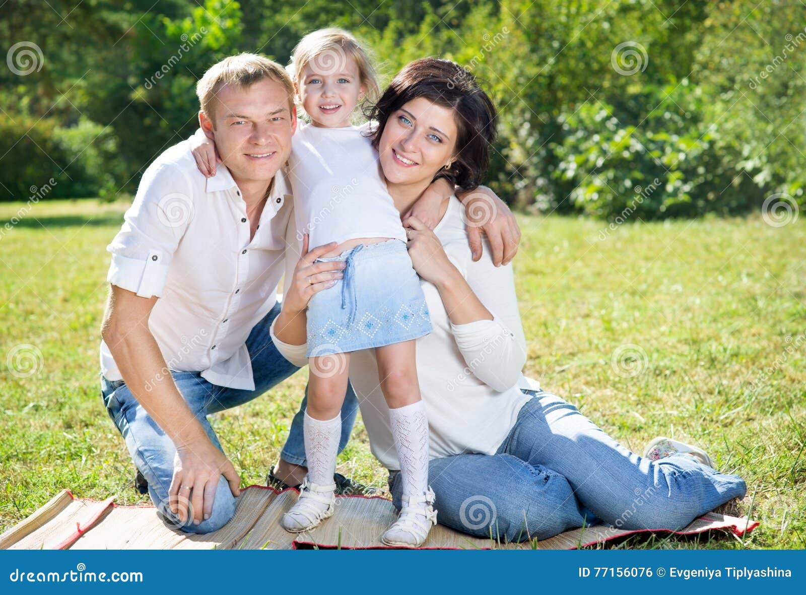 Familie mit Kindern stockfoto. Bild von bezaubern, gras - 77156076
