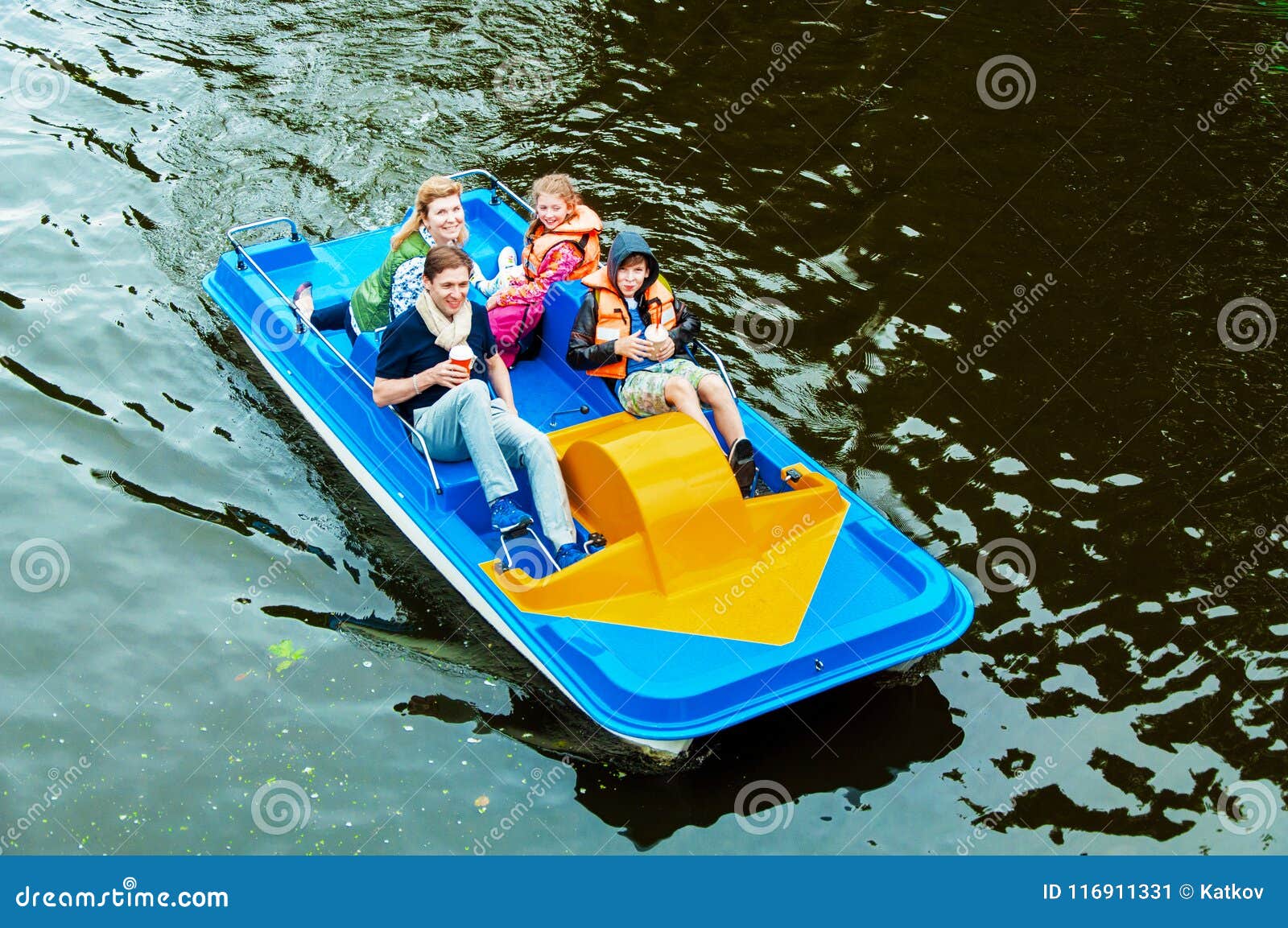 Familie Mit Kindern Auf Tretboot Stockbild - Bild von segeln, plättchen ...