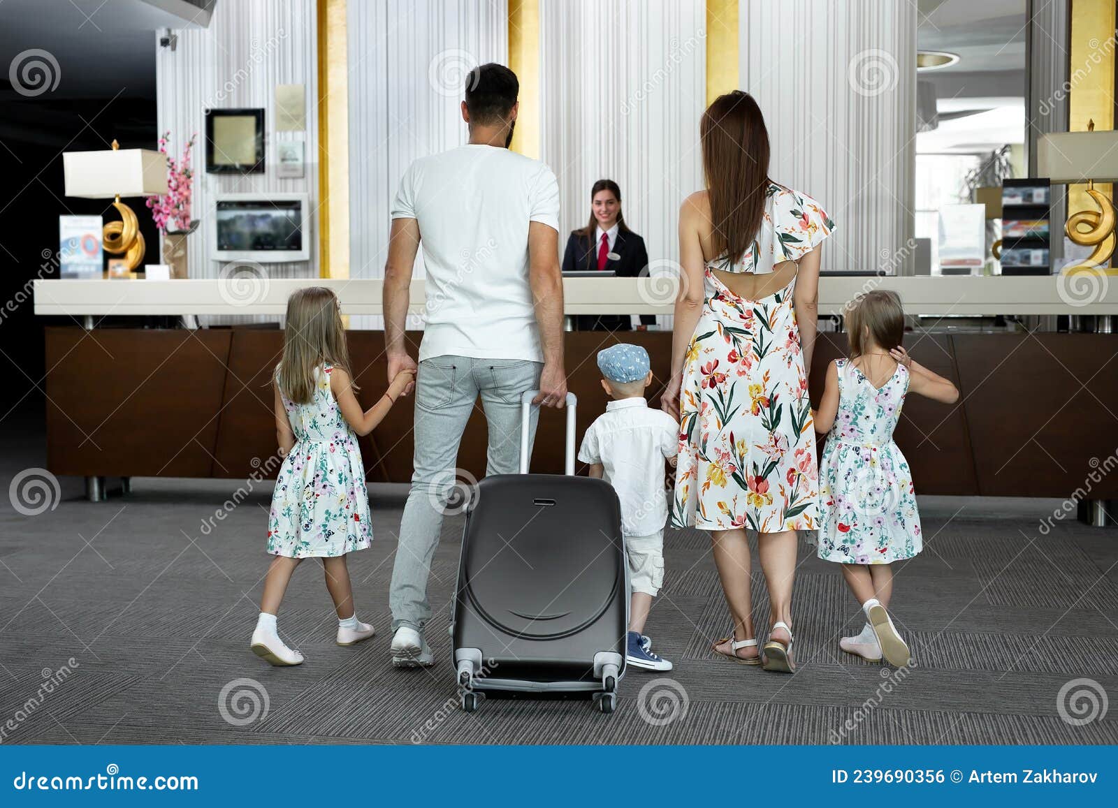Familie Van Vijf Komt Naar De Hotellobby Om Op Vakantie Te Kijken Bij ... Familie Van Vijf Komt Naar De Hotellobby Om Op Vakantie Te Kijken Bij ...