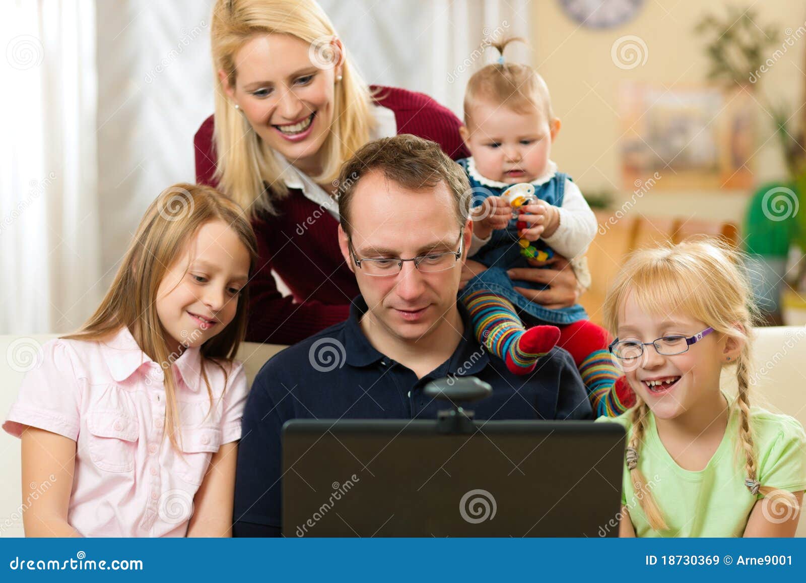 Familie Vor Dem Computer, Der Videoconferenc Hat Stockbild - Bild von ...