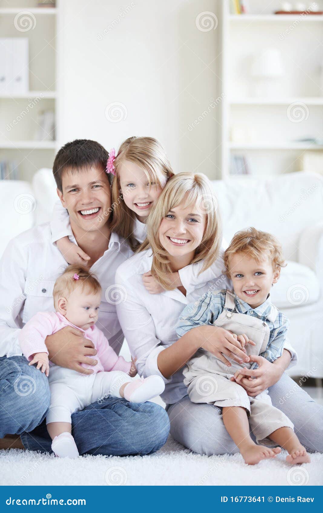 Familien mit Kindern stockbild. Bild von fünf, glück - 16773641