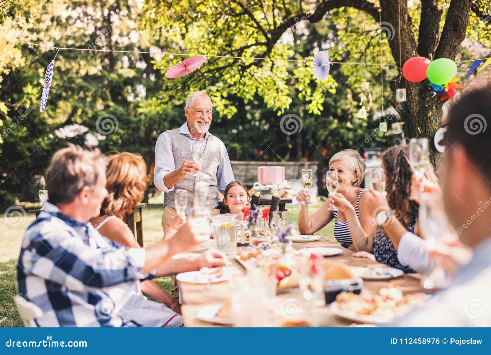 Familienfeier Oder Ein Gartenfest Draußen Im Hinterhof Stockfoto - Bild ...