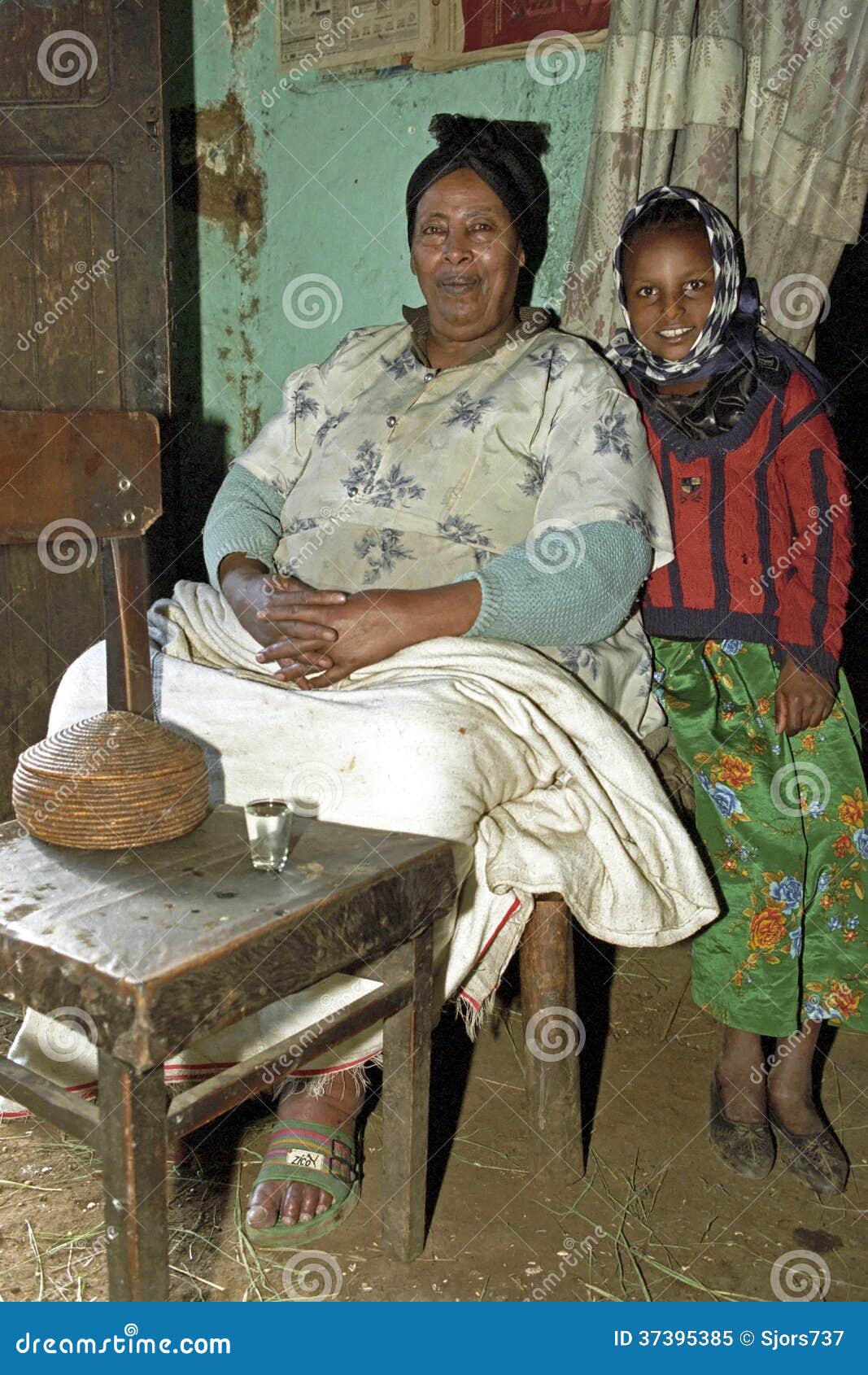 Familieportret Van Grootmoeder En Kleinkind Redactionele Afbeelding ...