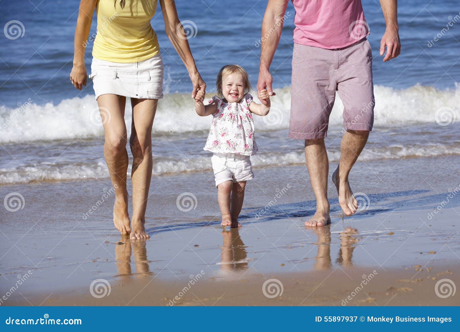 Familj Med Den Unga Dottern Som Tillsammans Promenerar Stranden