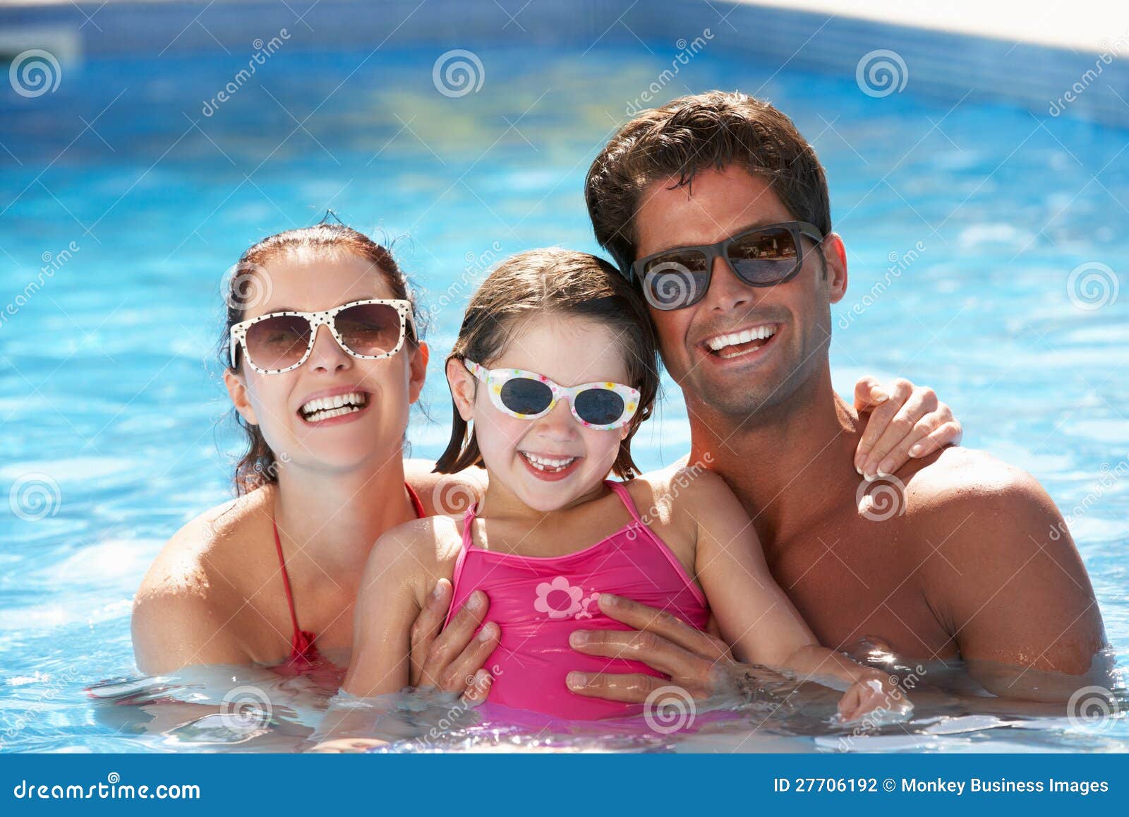 Famille Ayant Lamusement Dans La Piscine Photo Stock Image Du Adulte