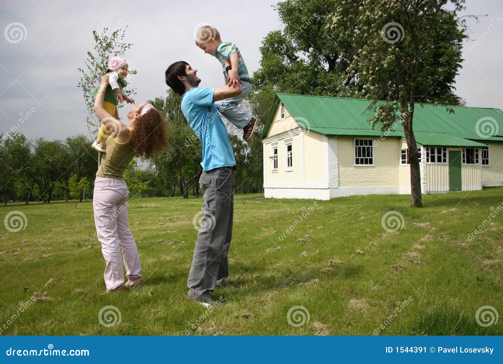 Famille de quatre en cour image stock. Image du chéri - 1544391
