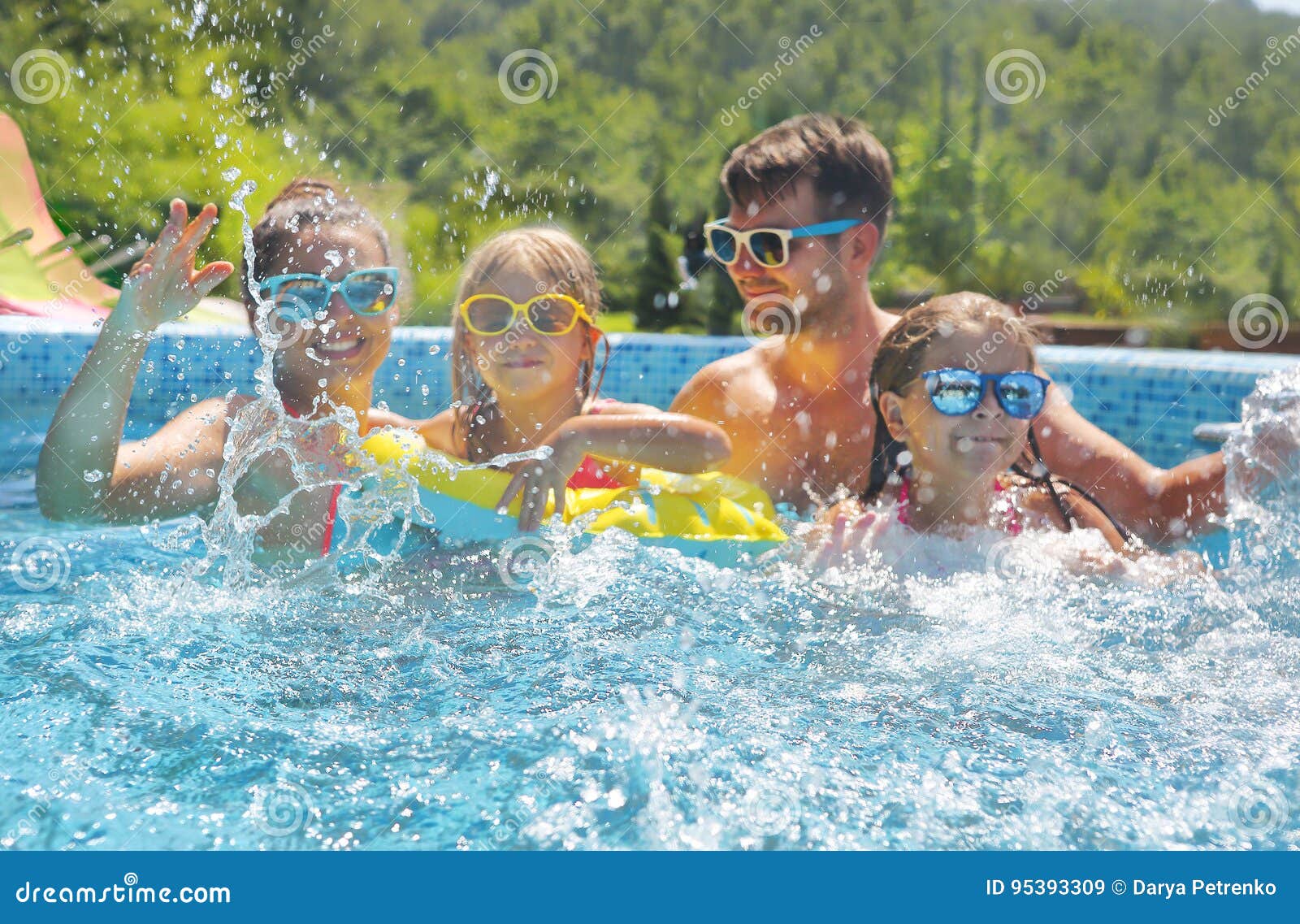 Famille Heureuse Avec Deux Enfants Ayant Lamusement Dans La Piscine