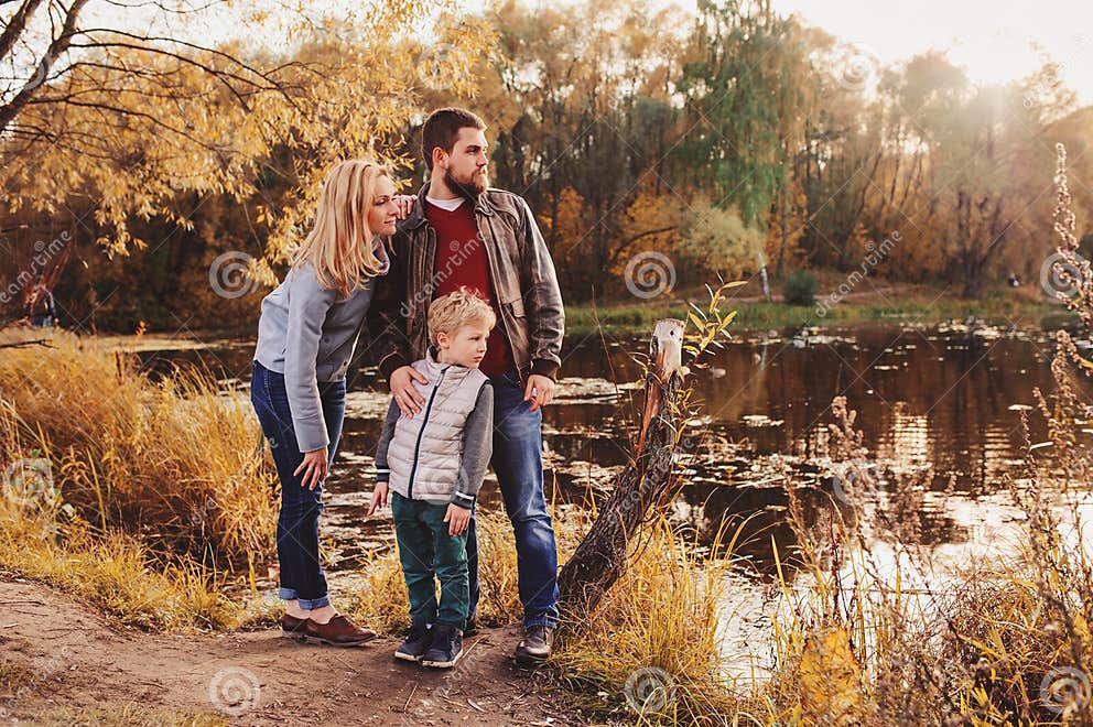 Famille Heureuse Passant Le Temps Ensemble Extérieur Capture De Mode De