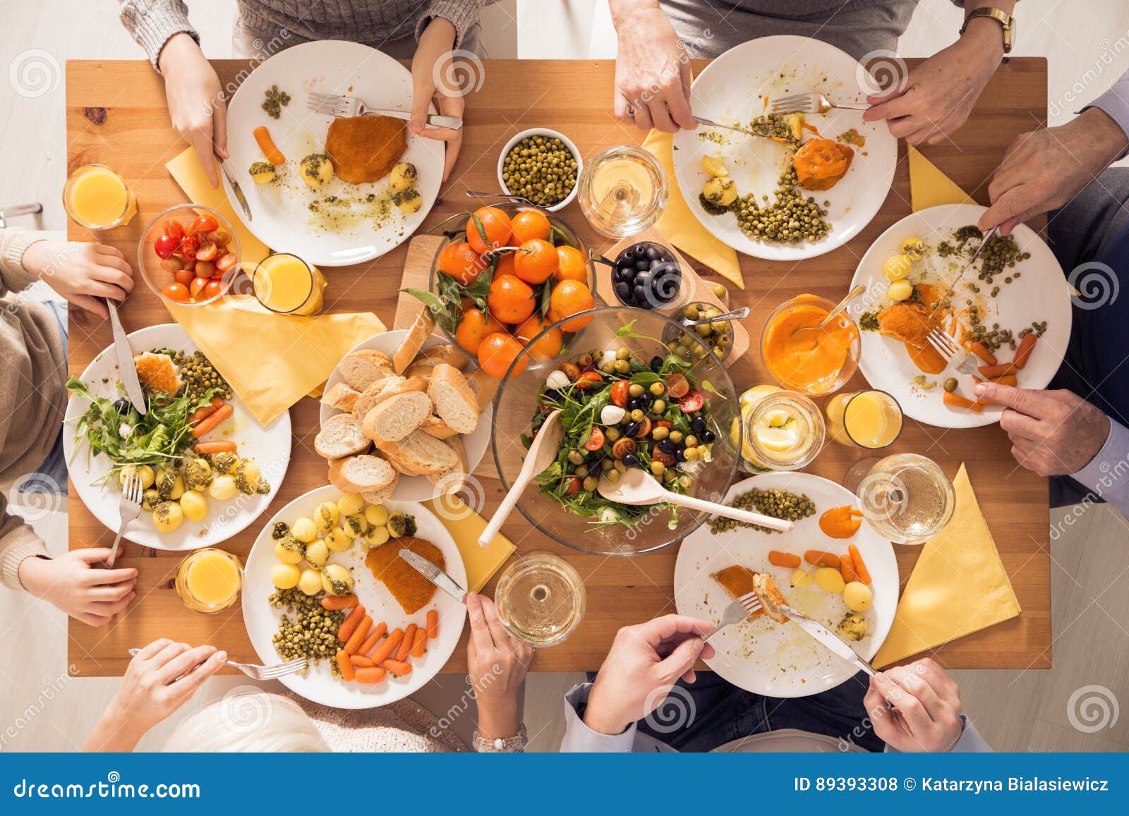 Famille Mangeant Le Repas Sain Photo stock - Image du lifestyle, diner ...