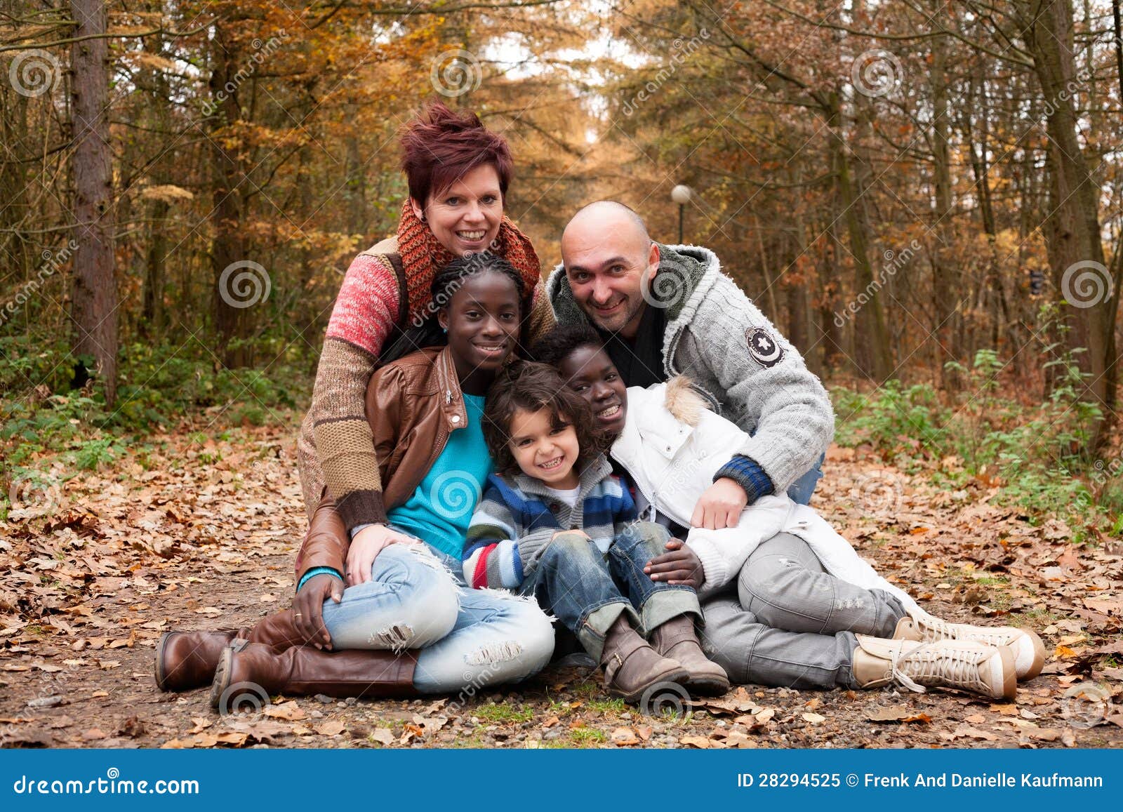 Famille multiculturelle image stock. Image du concepts - 28294525