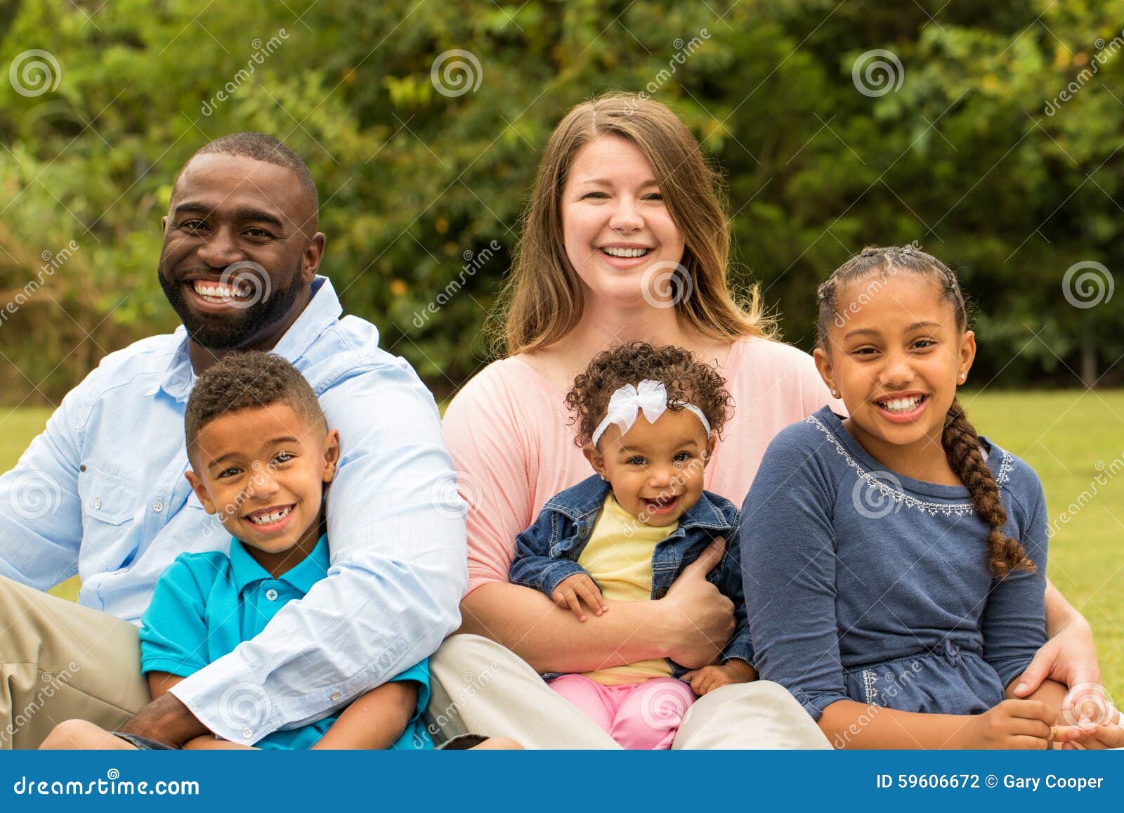 Famille multiculturelle photo stock. Image du beau, cinq - 59606672