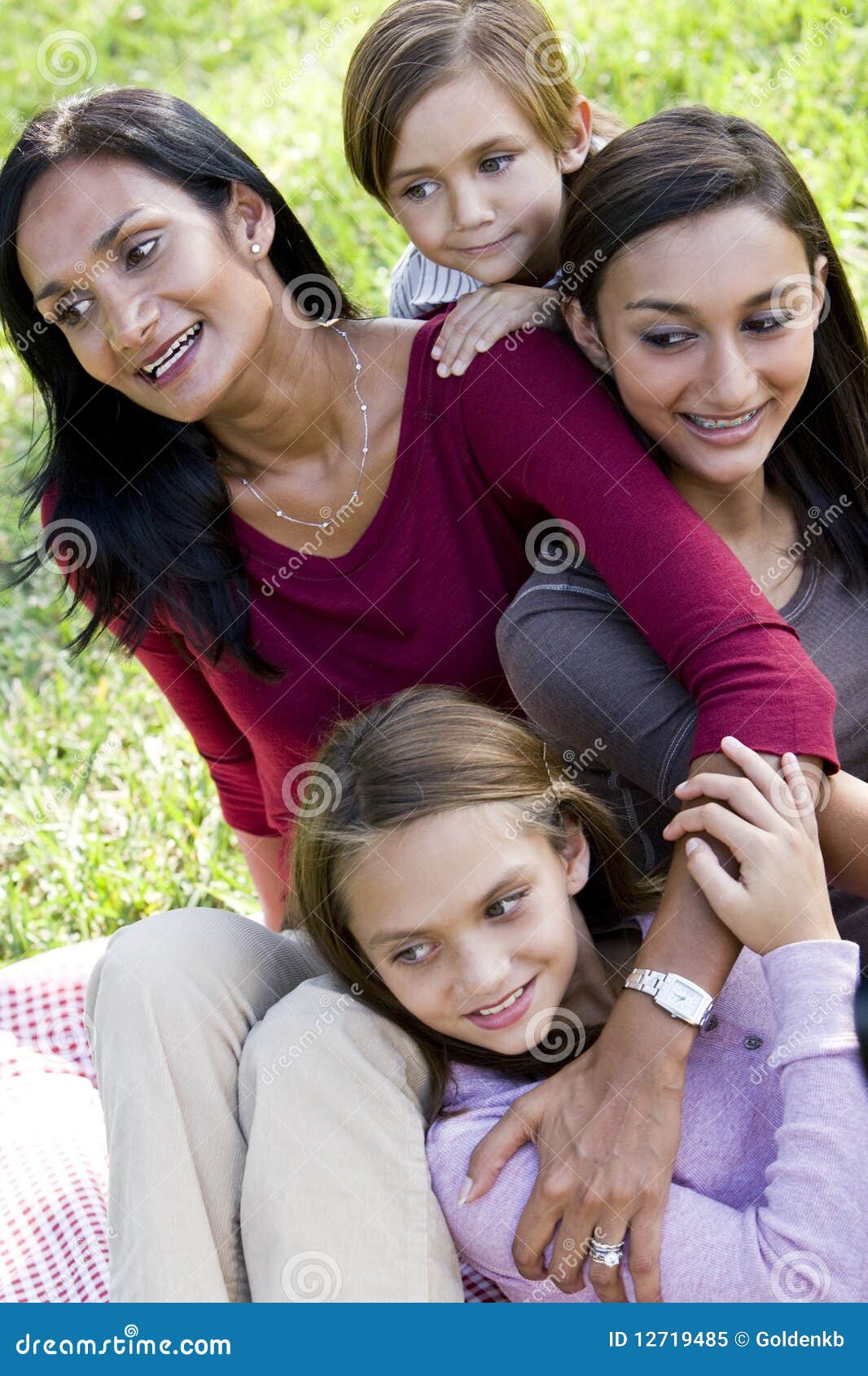 Famille Multiculturelle Moderne Heureuse Image stock - Image du mignon ...