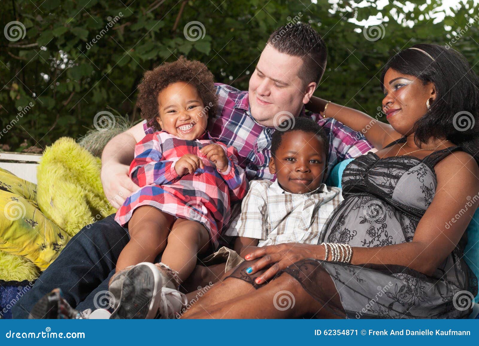 Famille Multiculturelle Sur Le Divan Image stock - Image du bonheur ...