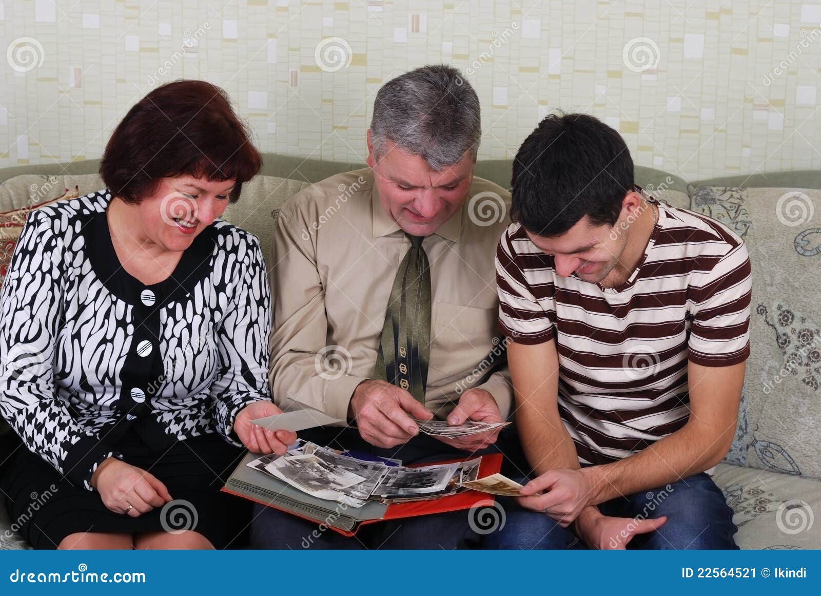 Famille Pour Visualiser Des Photos Image stock - Image du sourire ...
