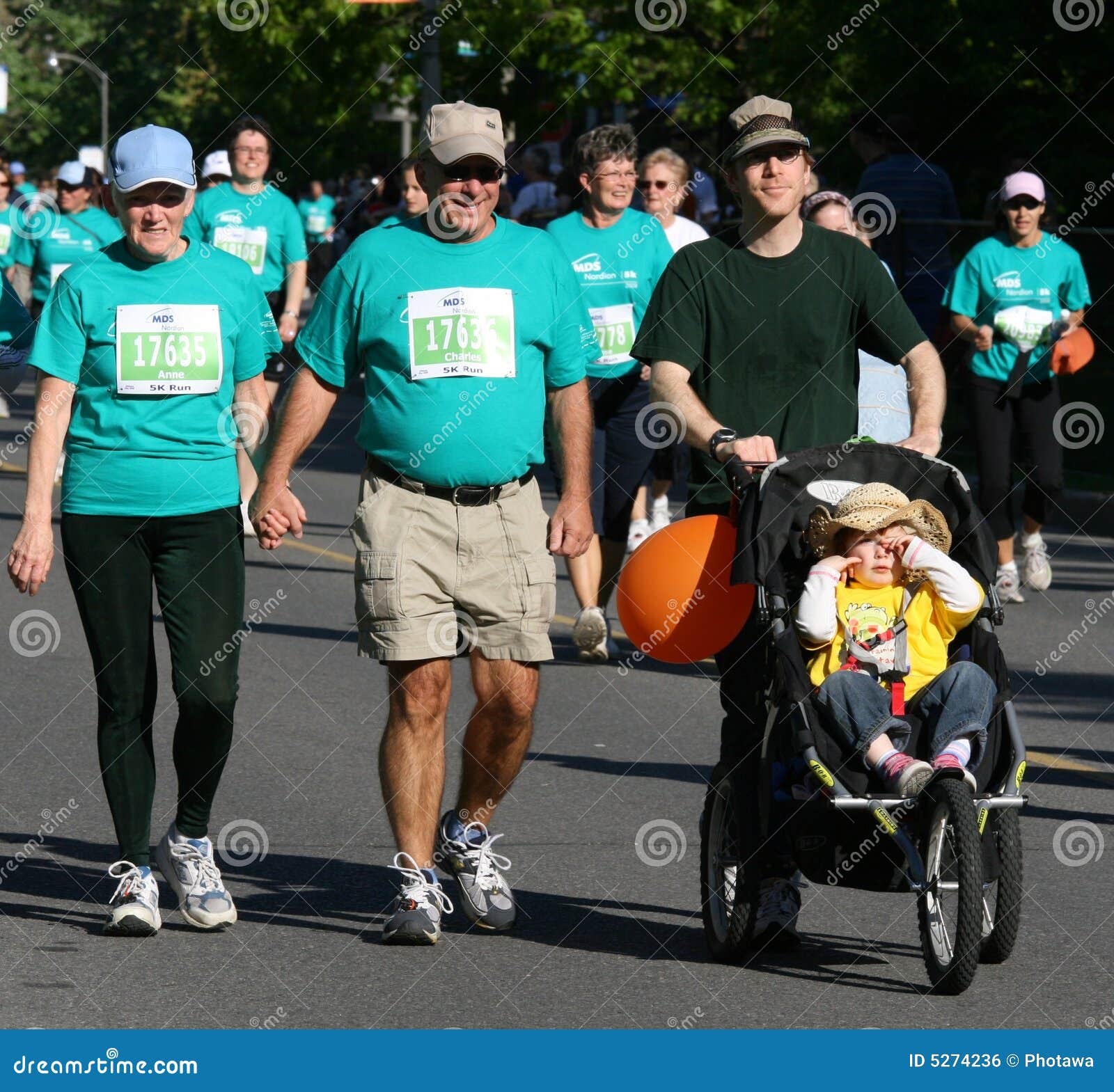 Family in 5K Run editorial photo. Image of hands, people - 5274236