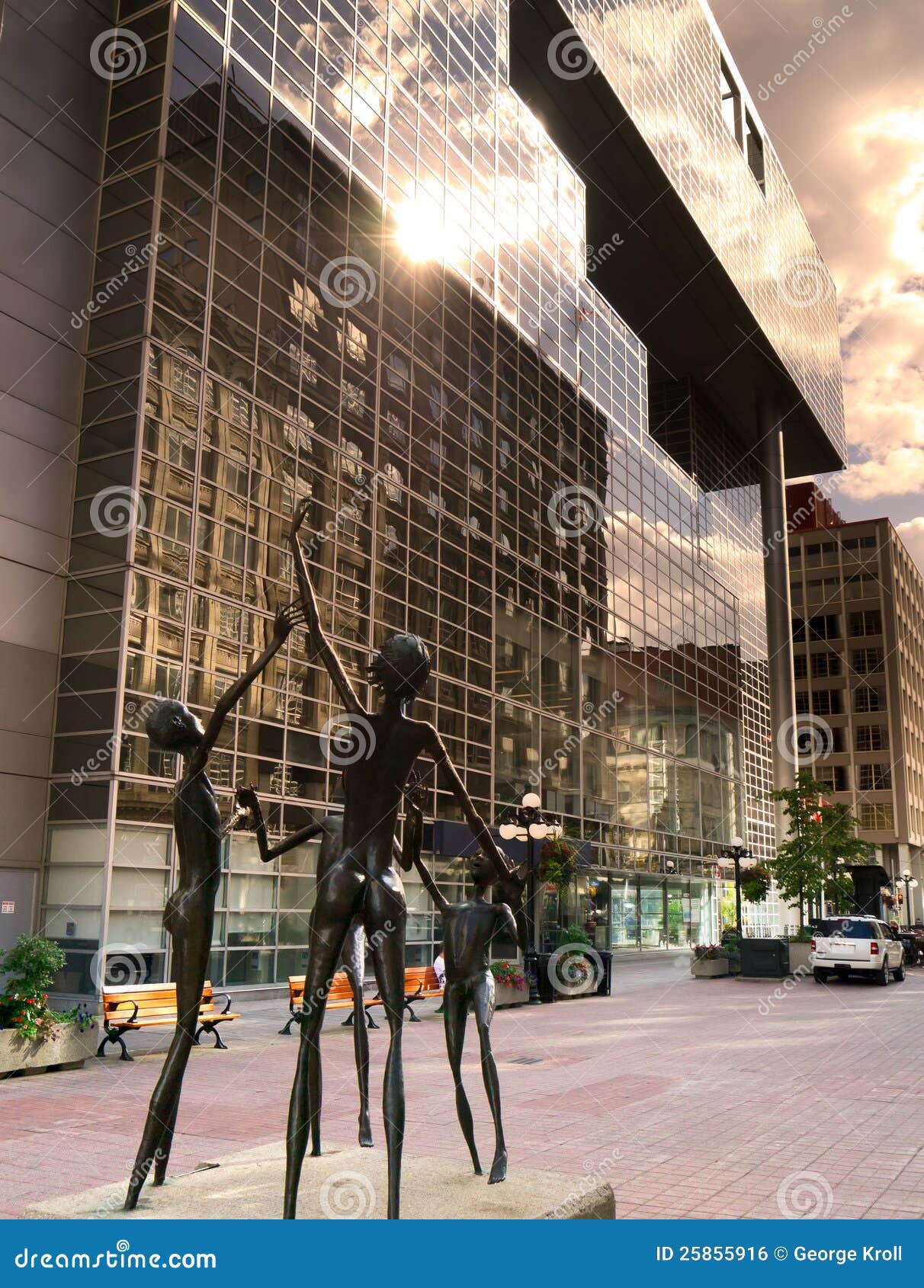 Family Group Statue Reaching for Sunlight. Editorial Photo - Image of ...