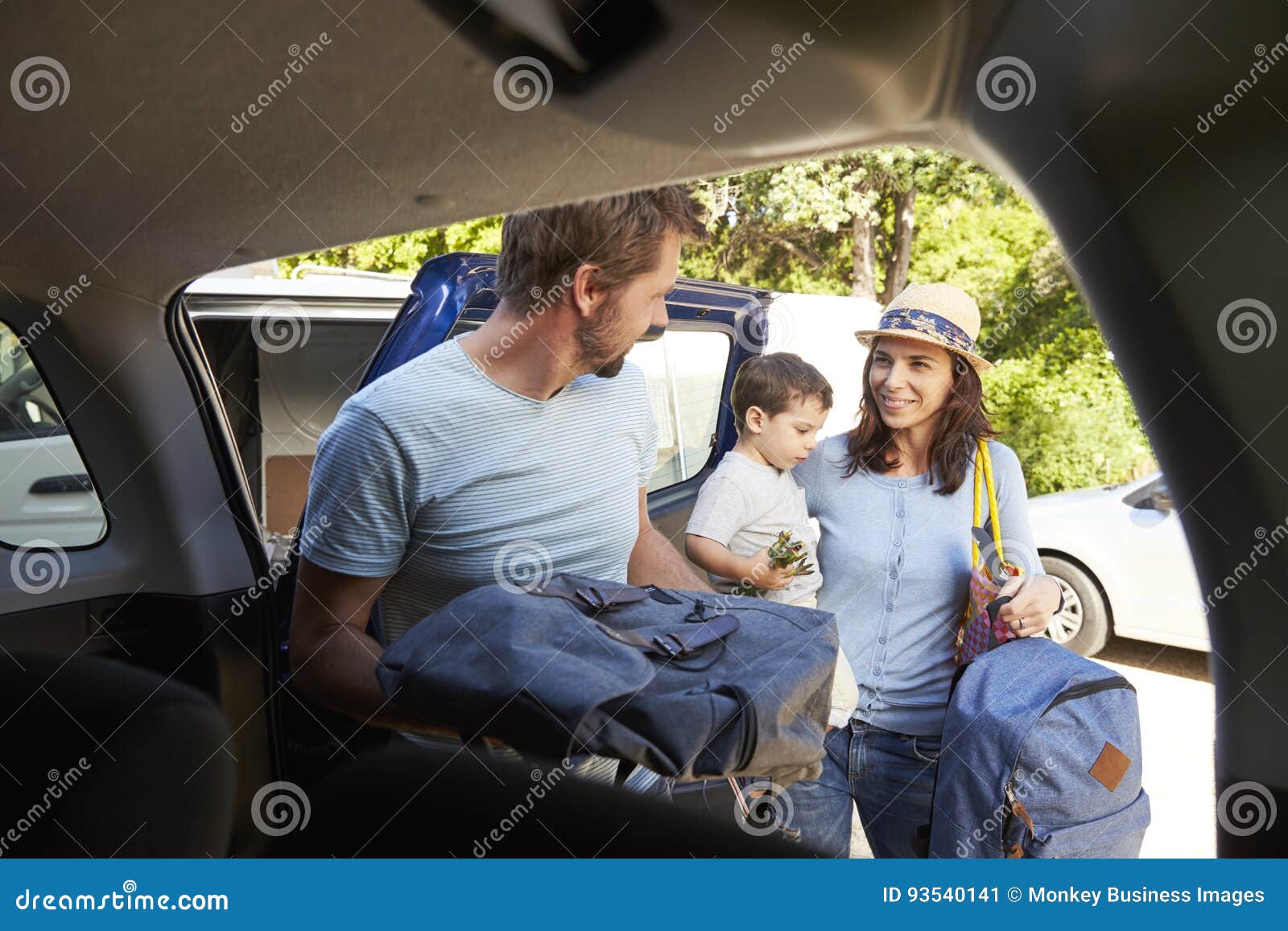 Family Packing Car Ready for Summer Vacation Stock Image - Image of ...