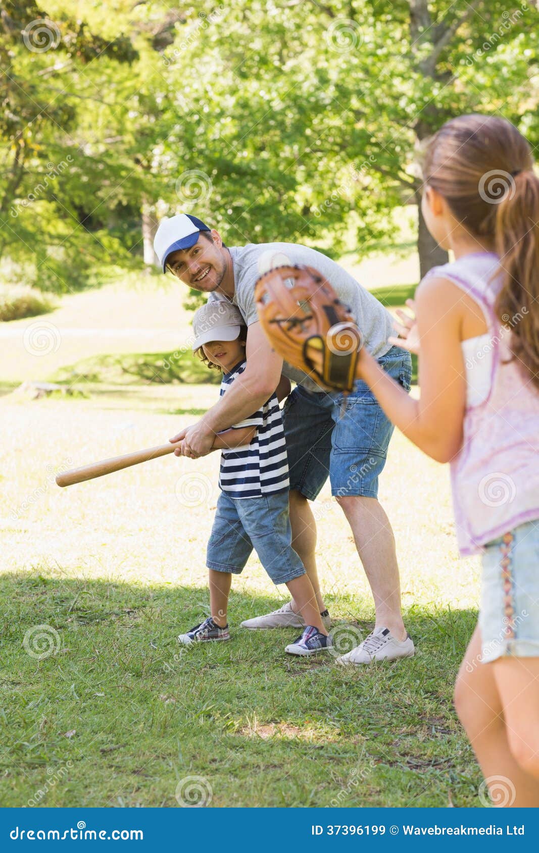 Family Playing Baseball in Park Stock Image - Image of team, ball: 37396199