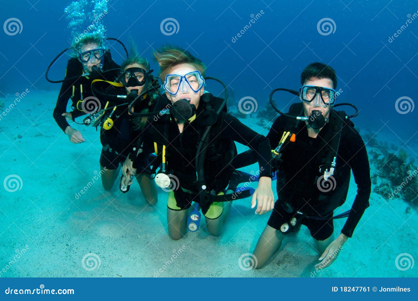 Family of scuba divers stock image. Image of scuba, snorkeling - 18247761