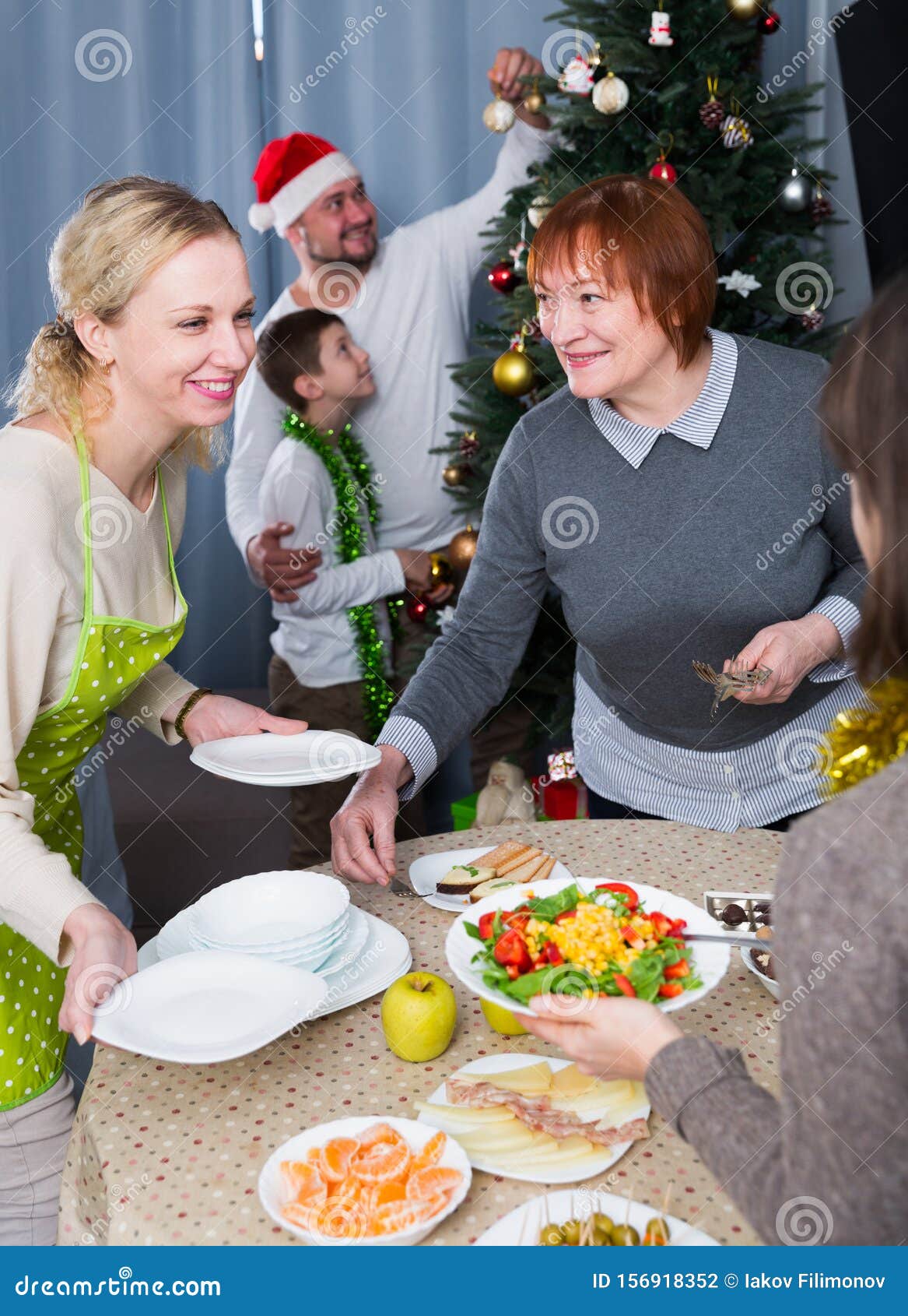 Family Serving Table for Christmas Dinner Stock Photo - Image of ...