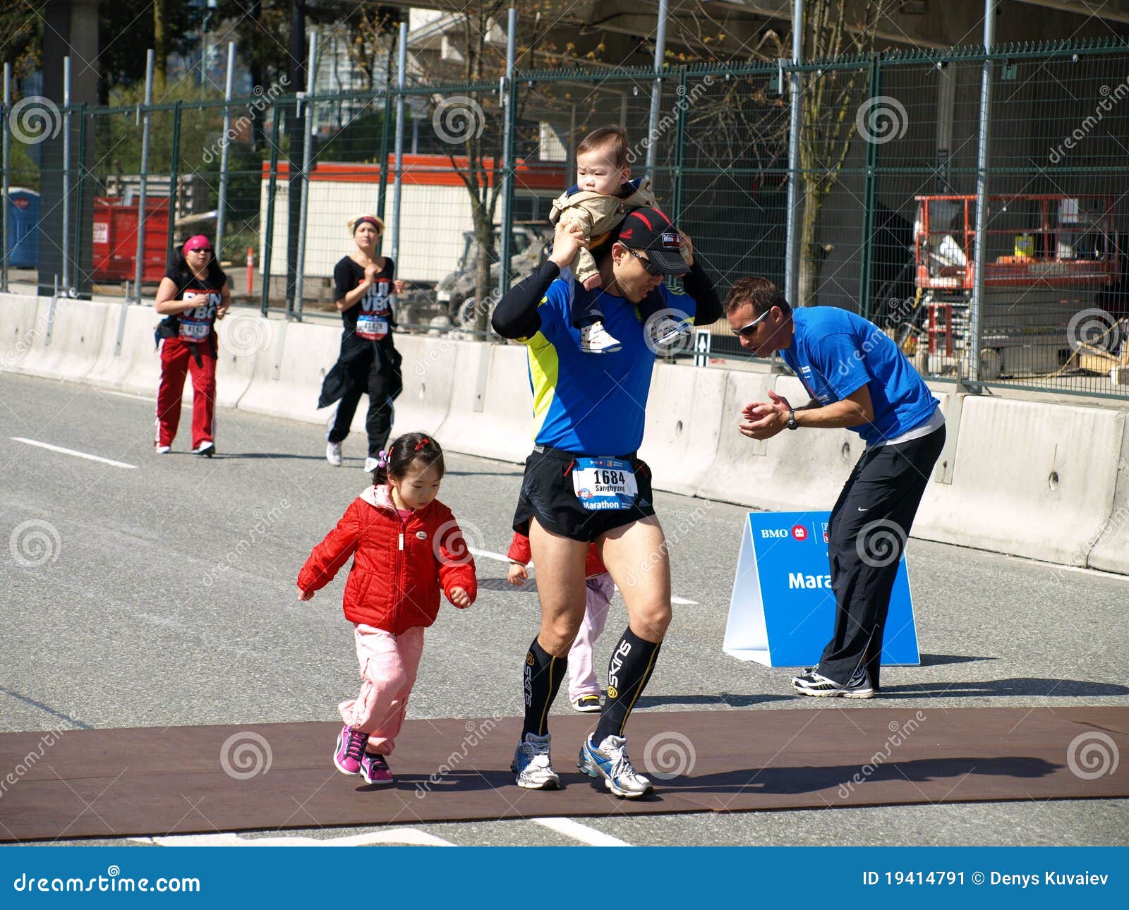 Family on Vancouver Marathon Editorial Photo - Image of group, goal ...