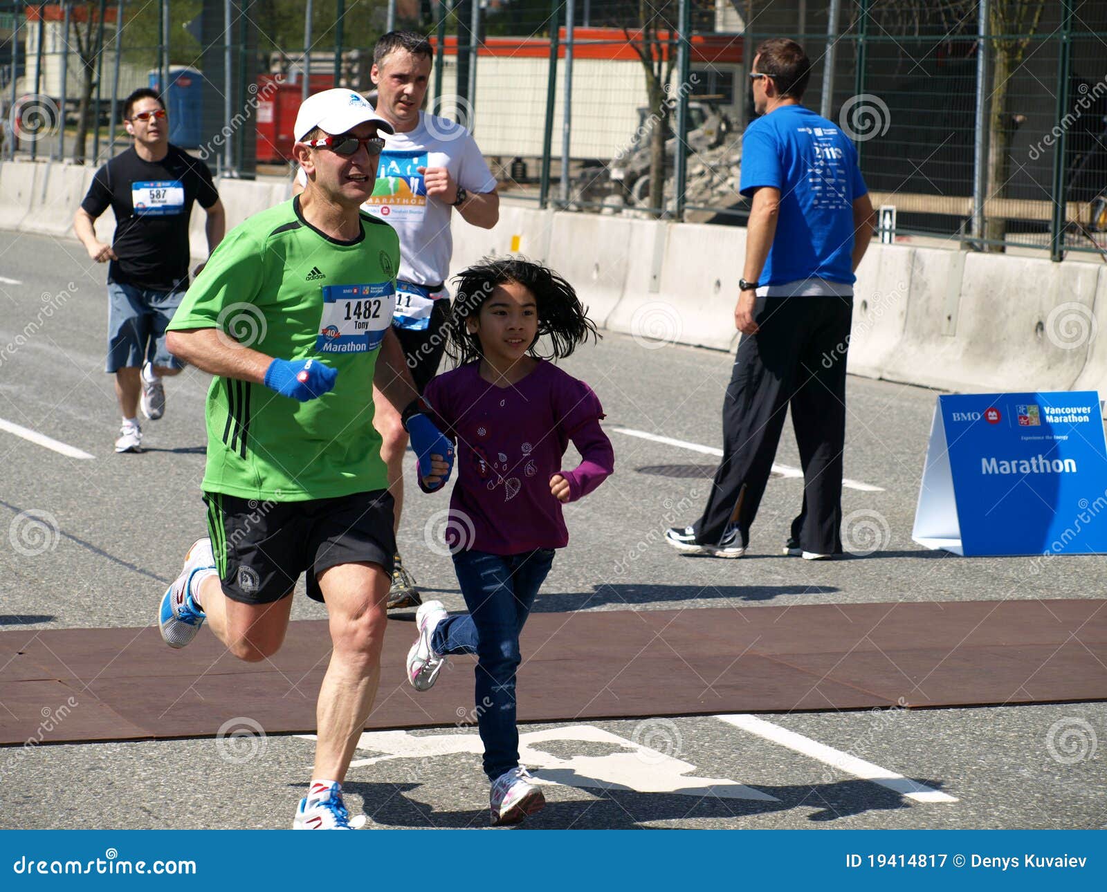 Family on Vancouver Marathon Editorial Photography - Image of downtown ...