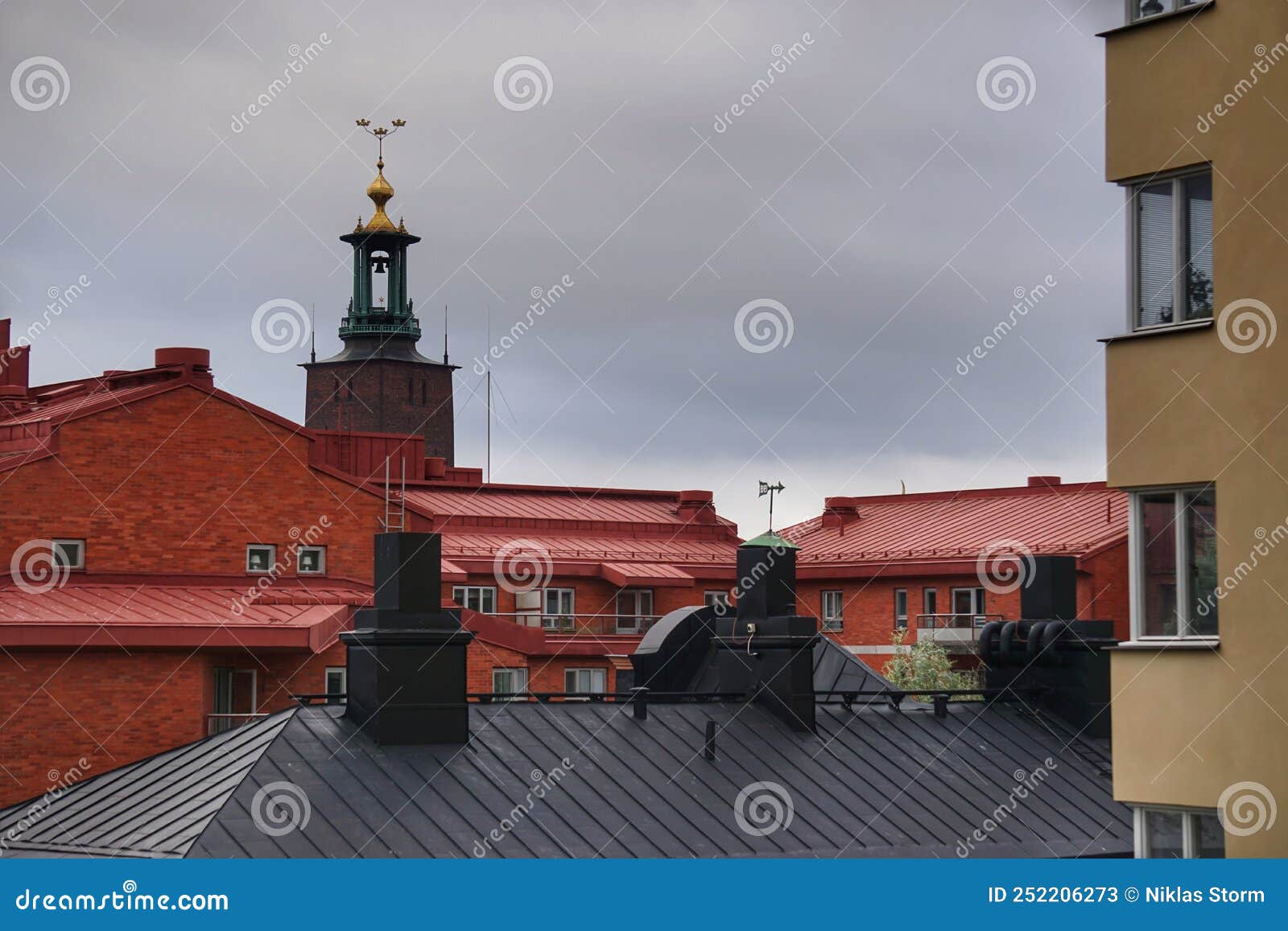 Famoso Edificio Visible Sobre Los Tejados De Estocolmo Imagen de ...