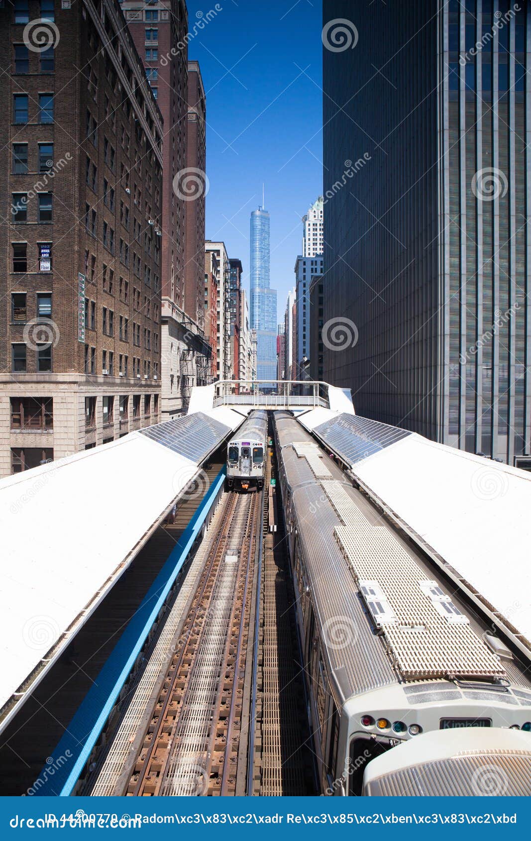 Famous Elevated Overhead Commuter Train in Chicago Editorial Image ...