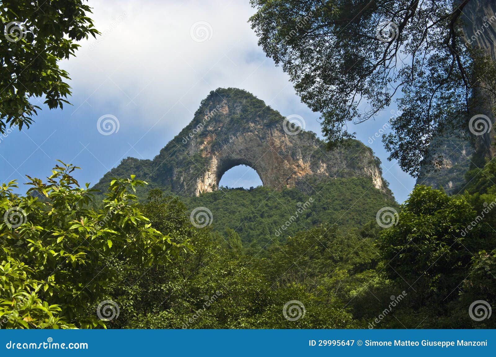 Moon hill, Yangshuo, China stock image. Image of bergen - 29995647