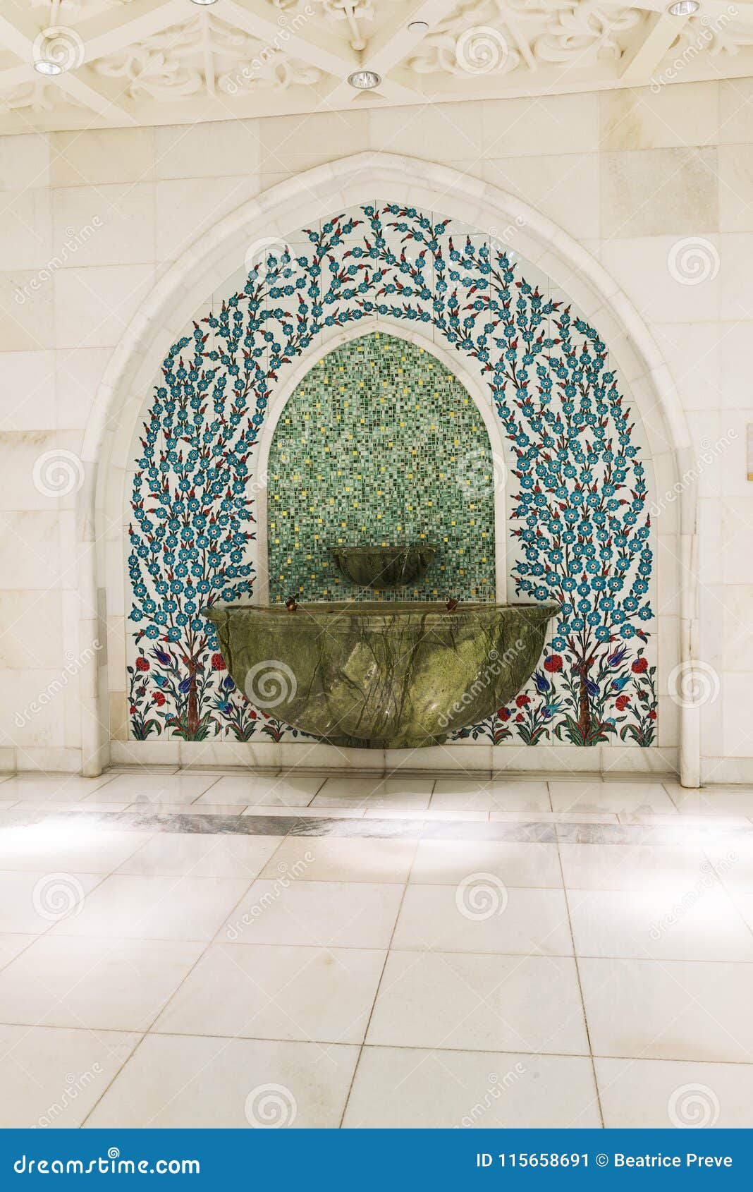 Famous White Mosque stock image. Image of belief, gulf - 115658691